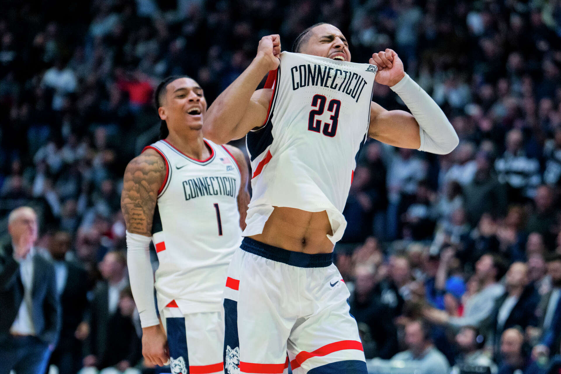 UConn men's basketball moves up in AP Top 25 poll