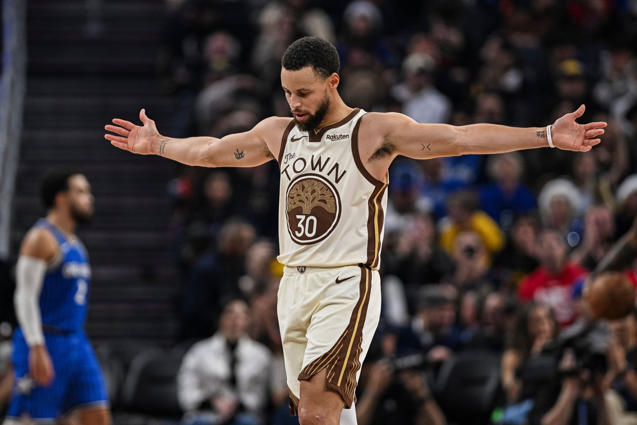 Stephen Curry destaca en la segunda mitad e impulsa victoria de los ...