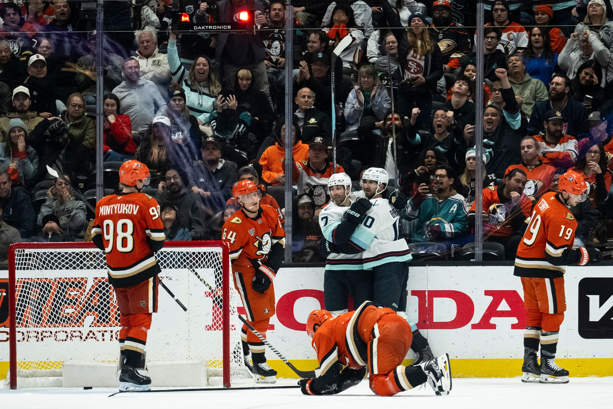 Jordan Eberle scores 2 in 3rd period as Kraken beat Ducks 3-1