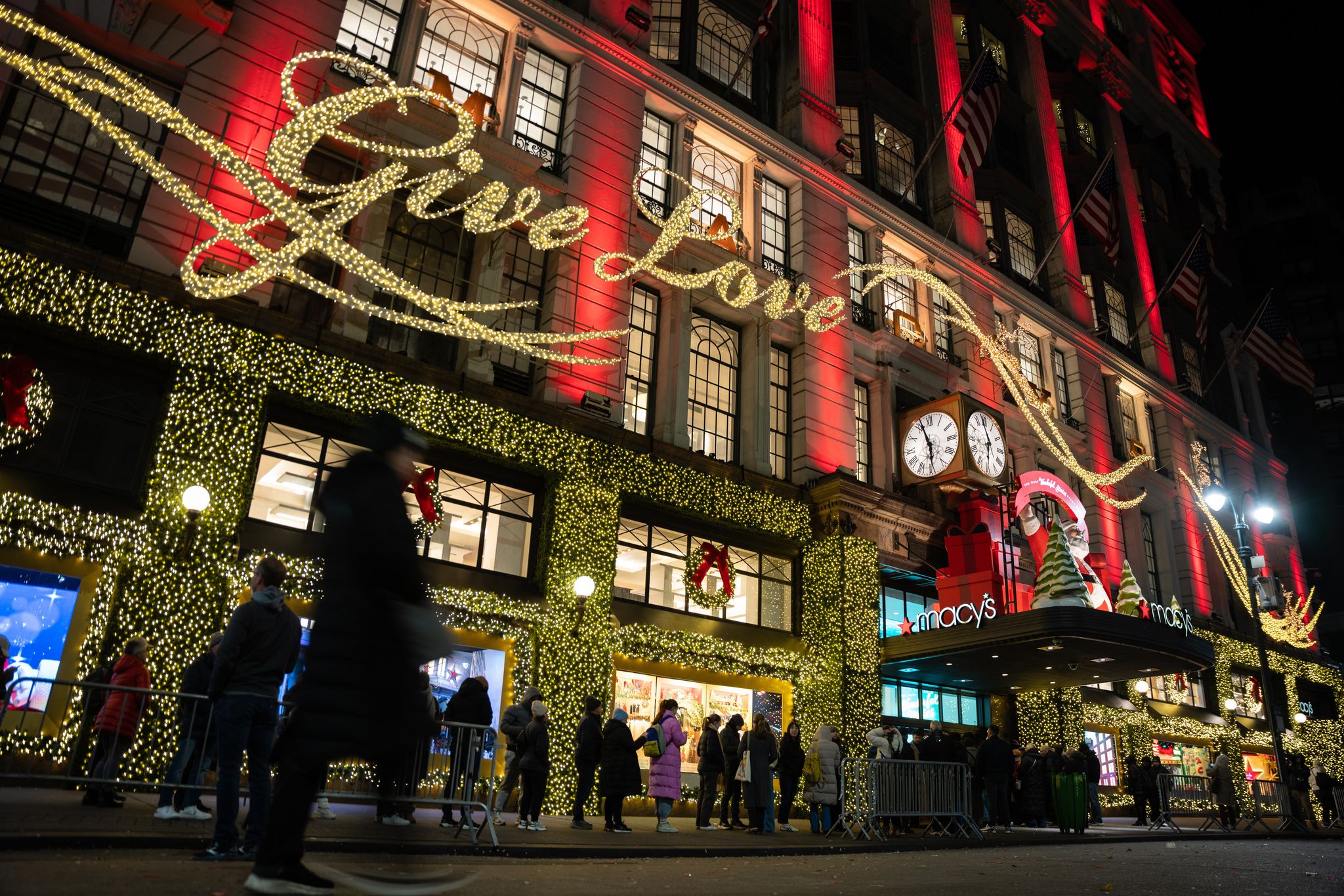 New Year's Day: What's open? Retailers. What's closed? Government and banks