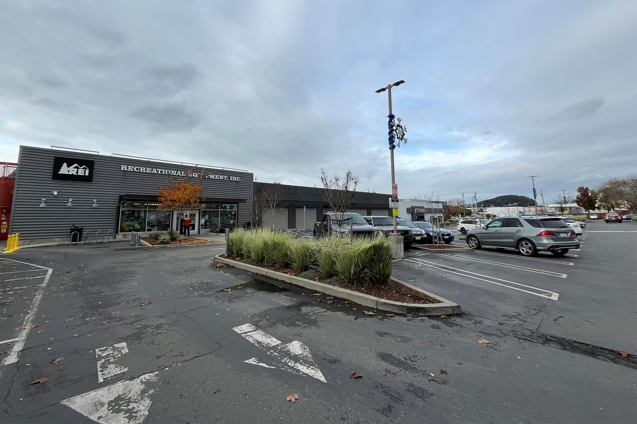 Major retailer unexpectedly closes Bay Area store during holiday rush