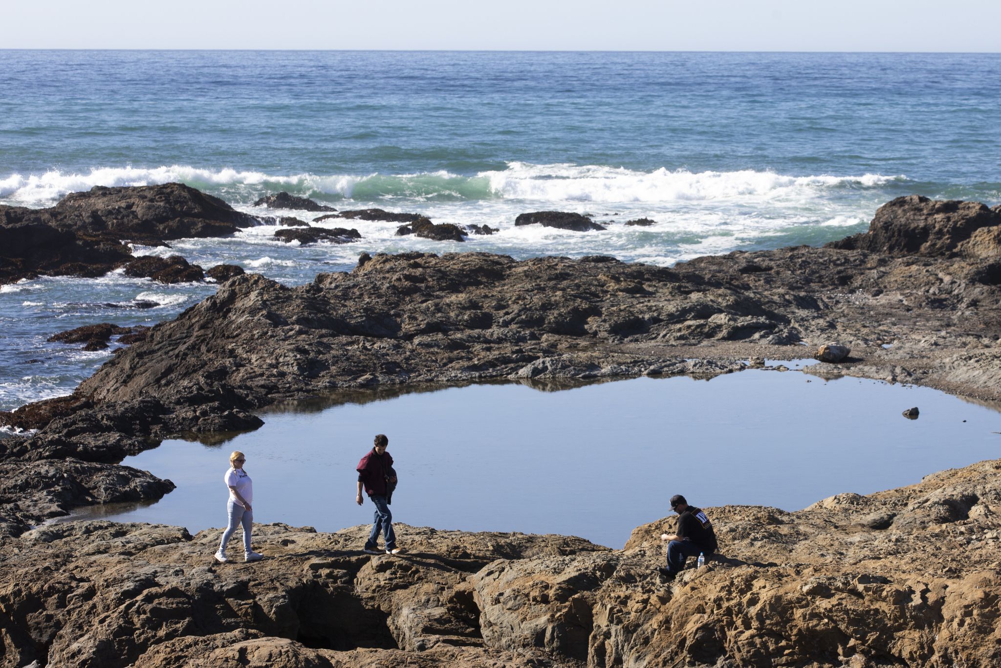 Woman dies after wave knocks her into ocean at Fort Bragg