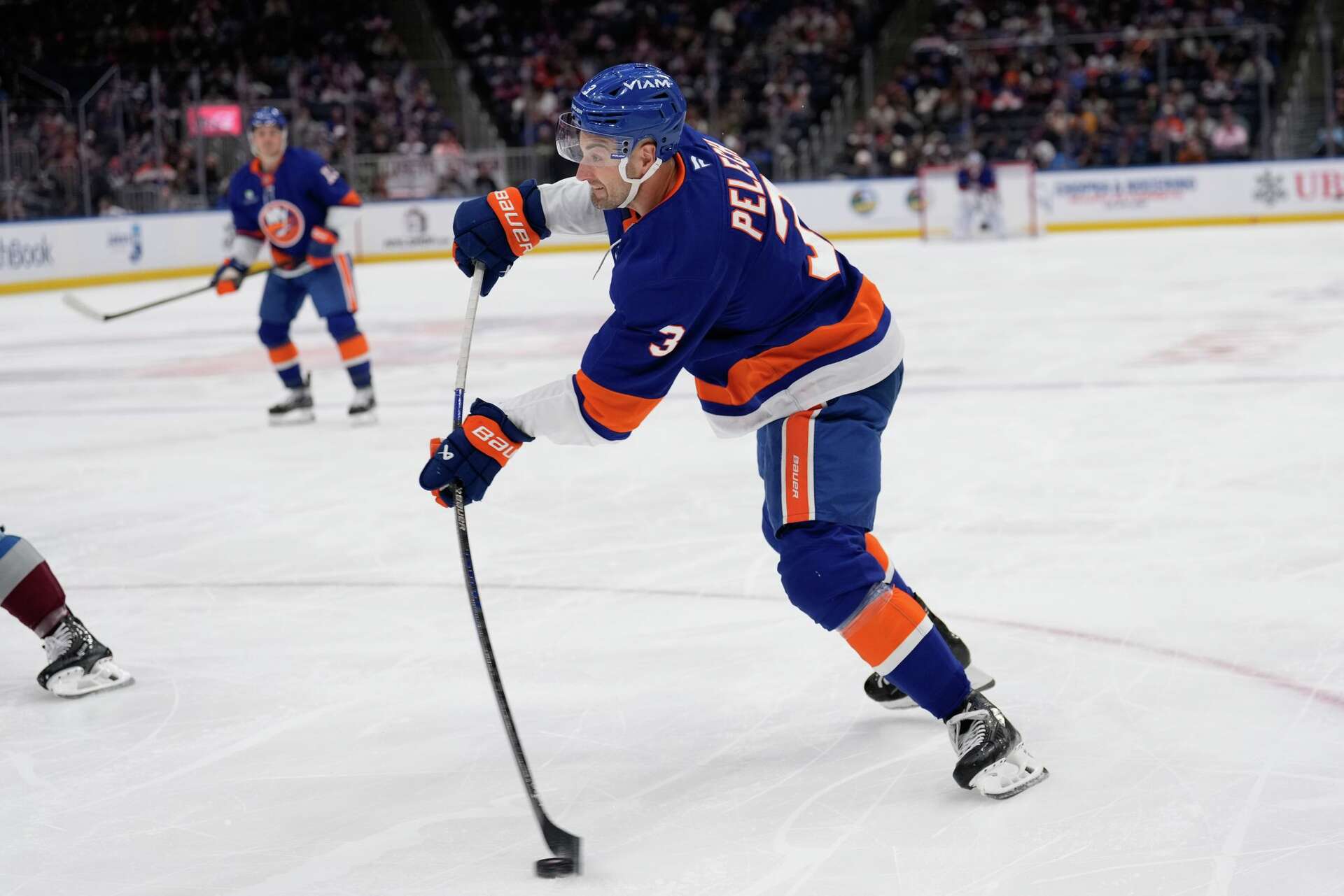 Pelech scores late in 3rd period as Islanders beat Devils 2-1