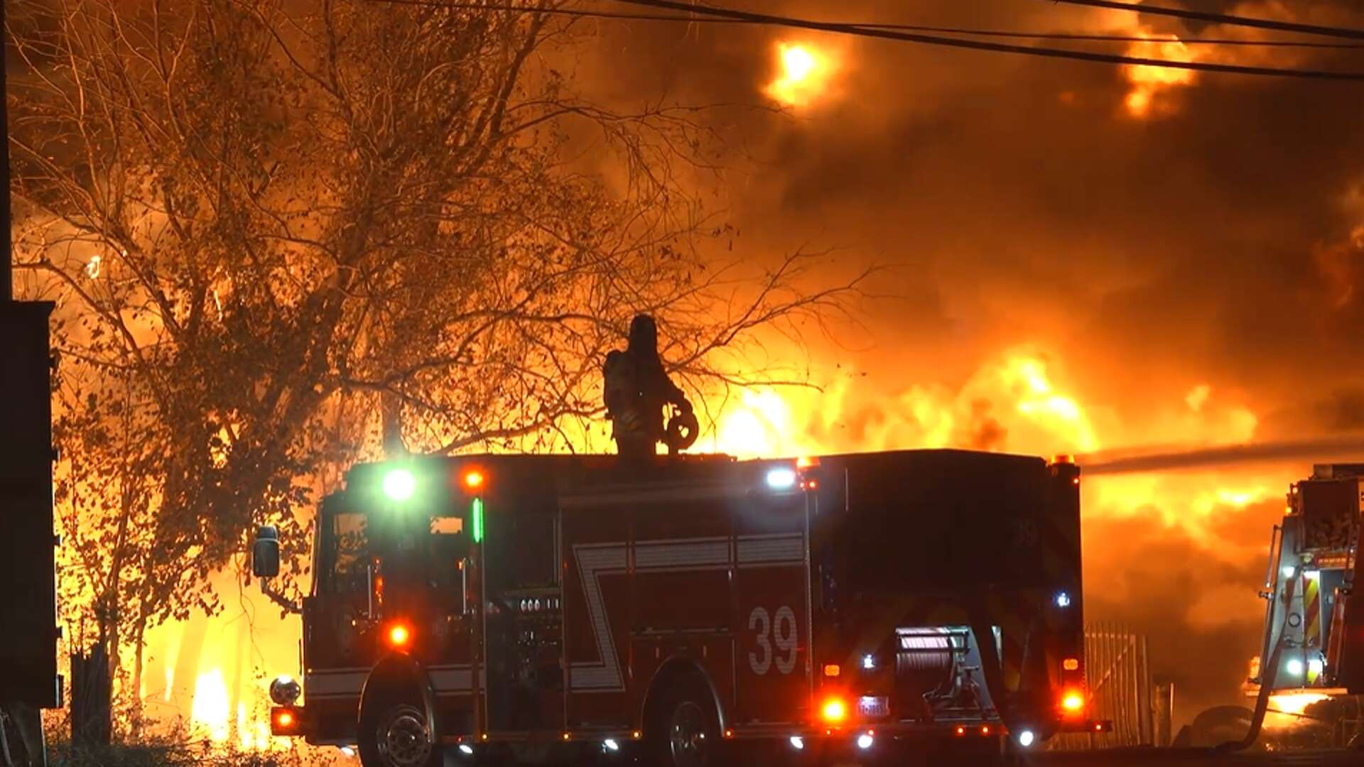 Houston firefighters contain major fire at warehouse full of tires