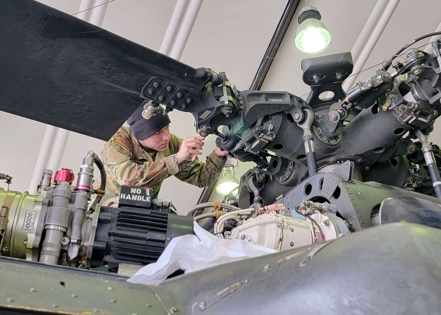 Army seeks industry to overhaul 2,300 Black Hawks
