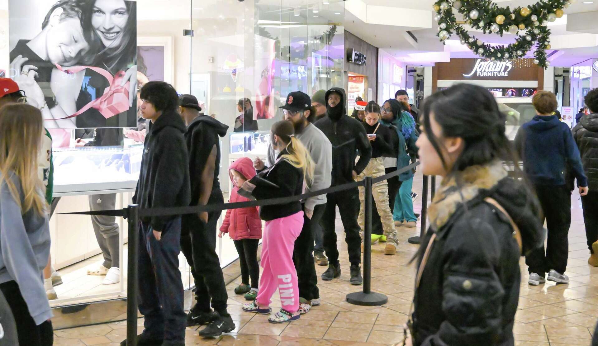 Shoppers head to CT mall for last-minute gifts on Christmas Eve