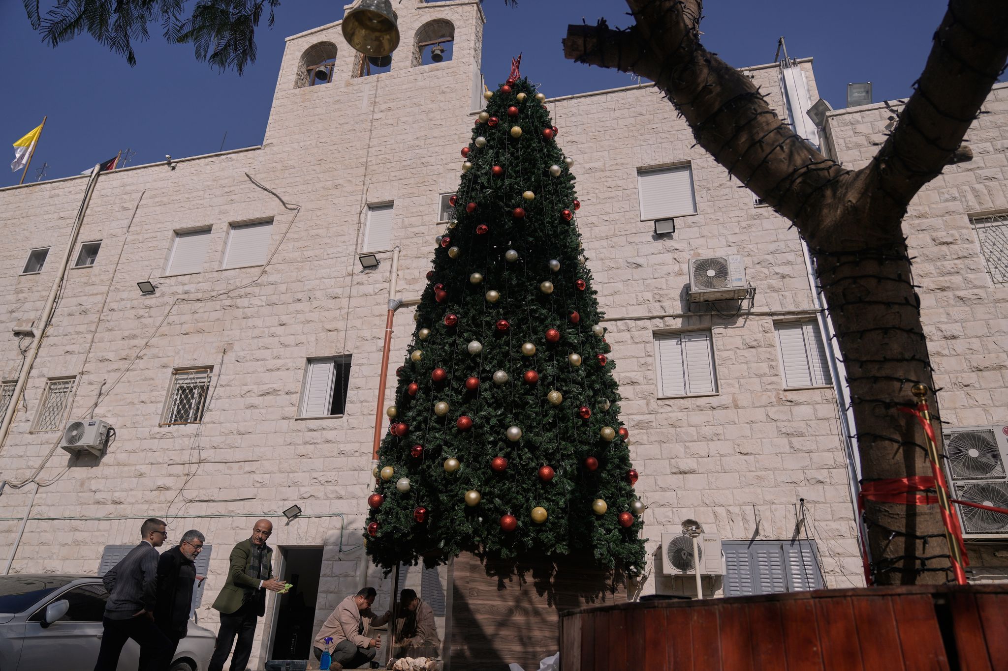 Arrestan a 3 palestinos por presunto ataque a un árbol de Navidad en ...