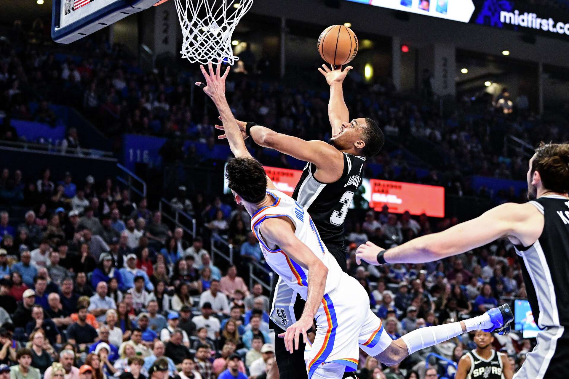 De'Aaron Fox's fast start sparks Spurs to another win over Thunder