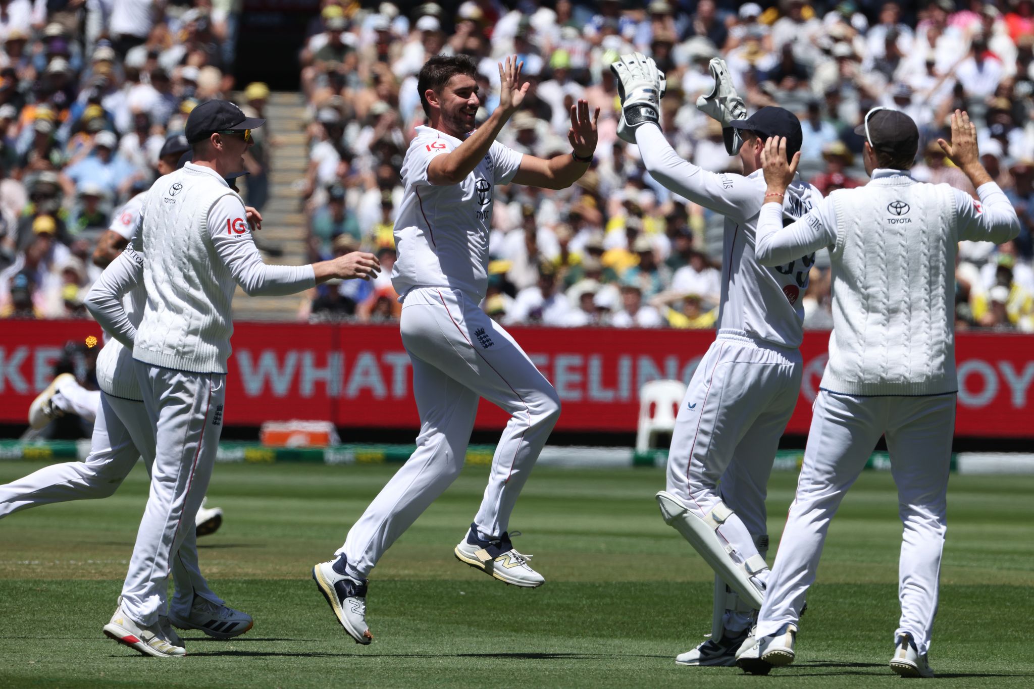 Wickets continue to fall in the Ashes at the MCG: Australia is 6 down ...