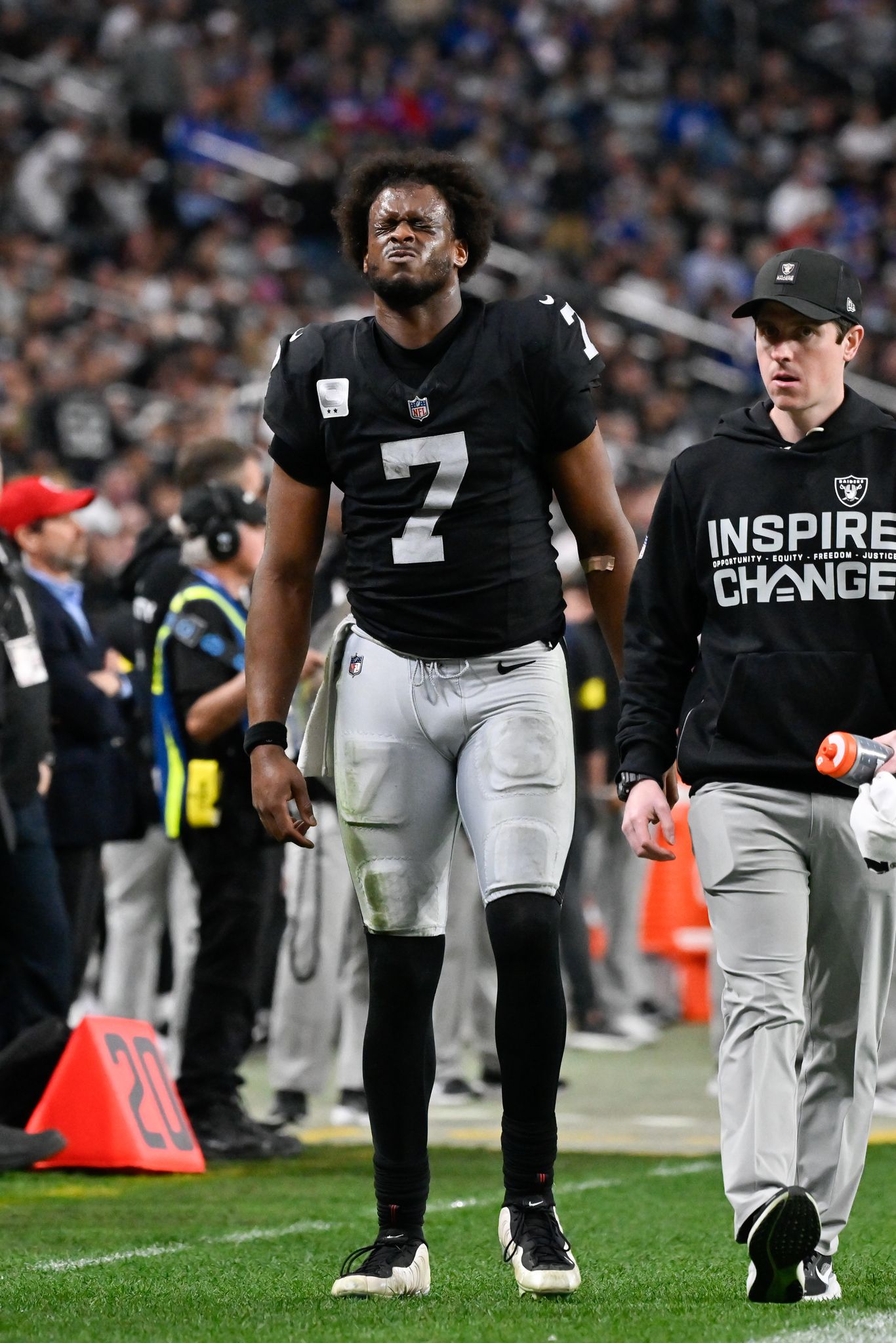 Raiders QB Geno Smith leaves game in fourth quarter with an ankle injury