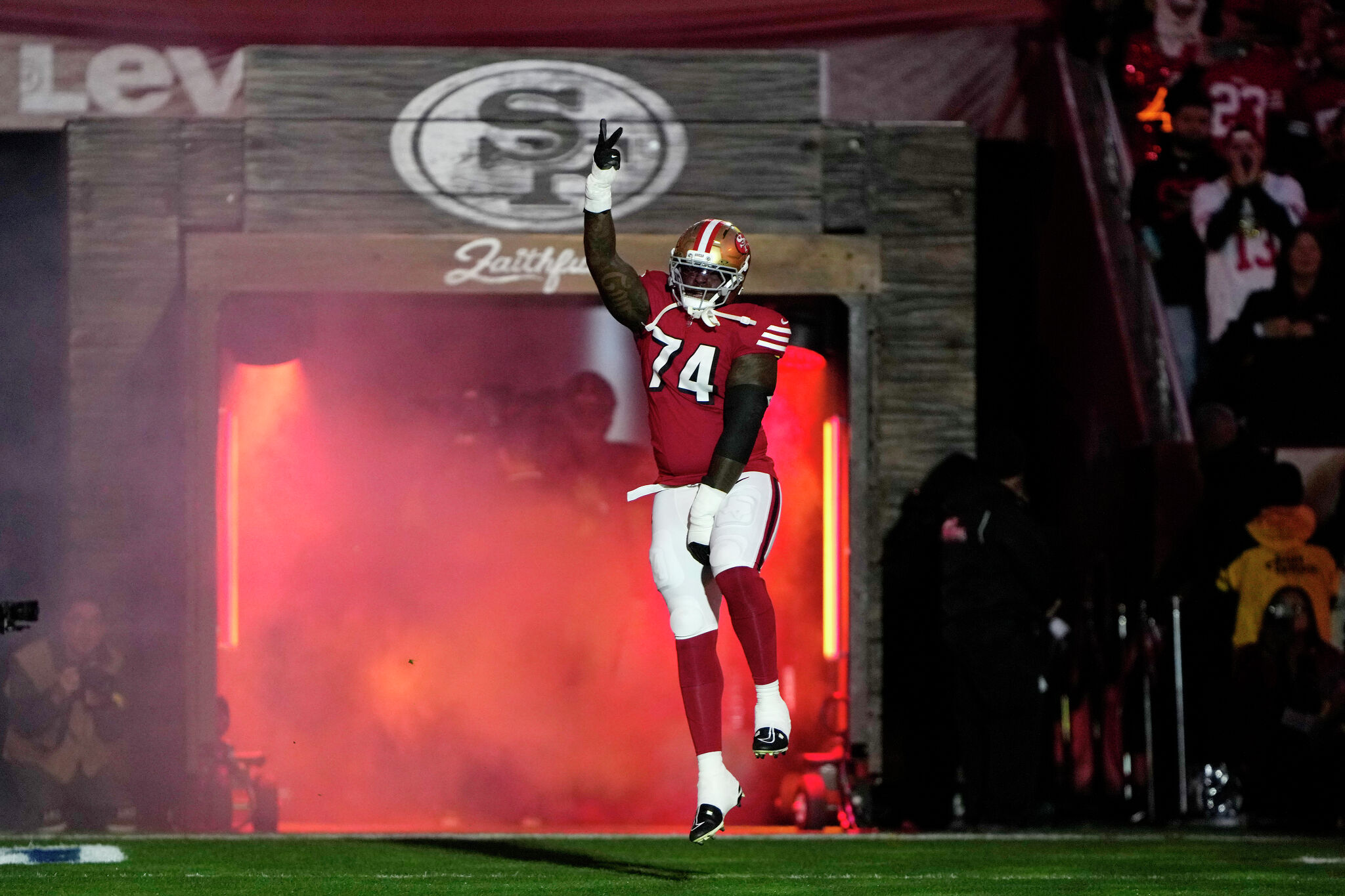 49ers player gives odd shoutout during Sunday Night Football intros