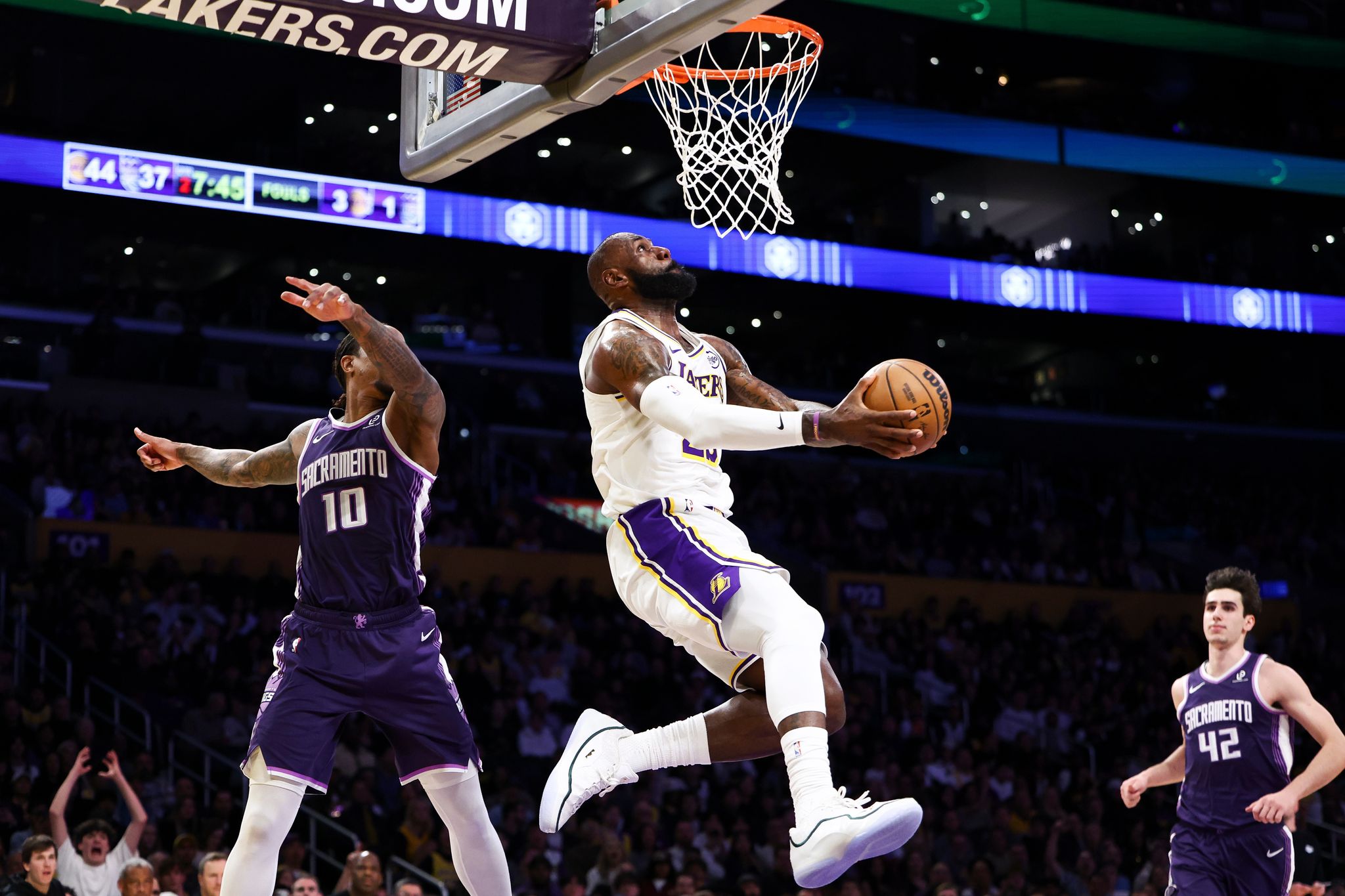 Luka Doncic y LeBron James suman 68 puntos; Lakers rompen racha con ...