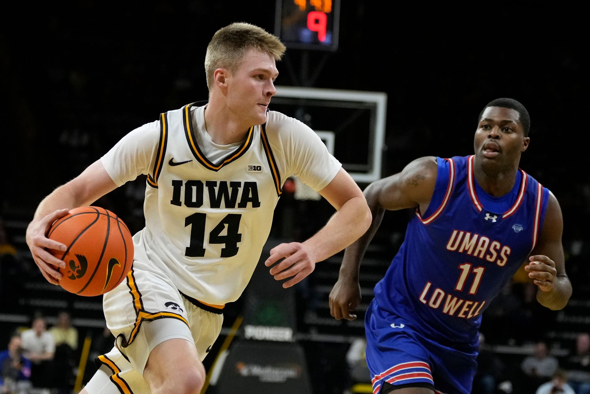 Stirtz scores 22 points to lead No. 25 Iowa over UMass Lowell, 90-62