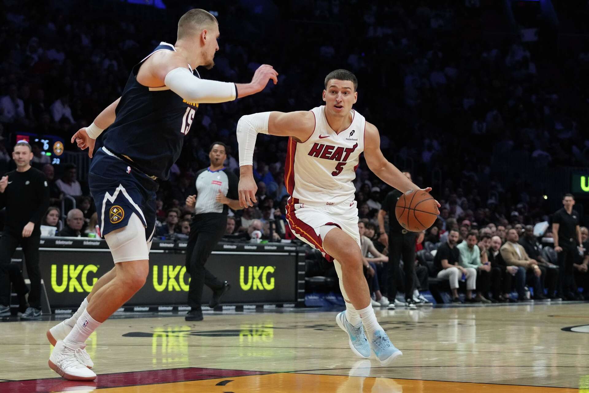 Nuggets star Nikola Jokic hurts left knee, limps off court at halftime ...