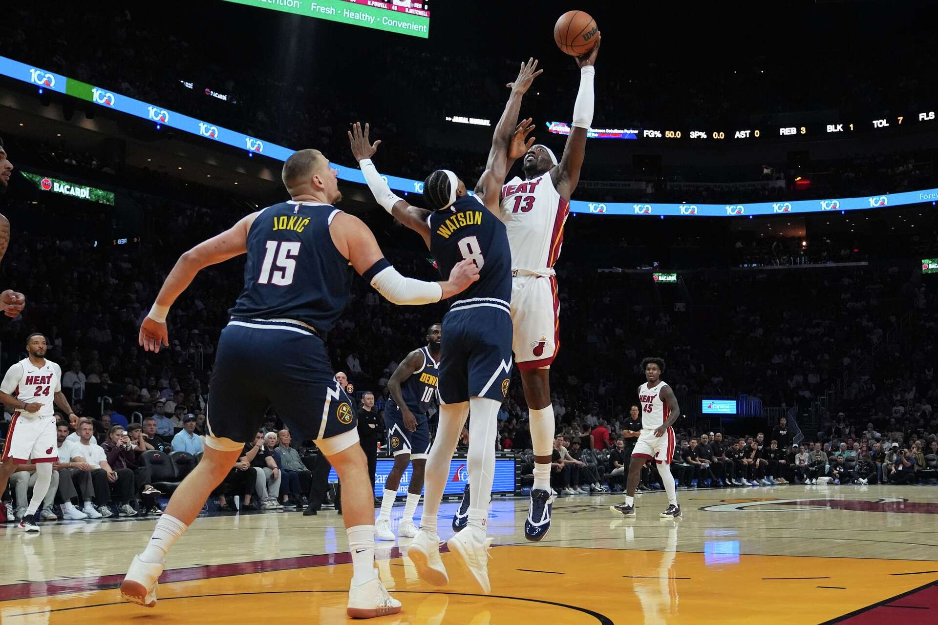 Nuggets star Nikola Jokic hurts left knee, limps off court at halftime ...