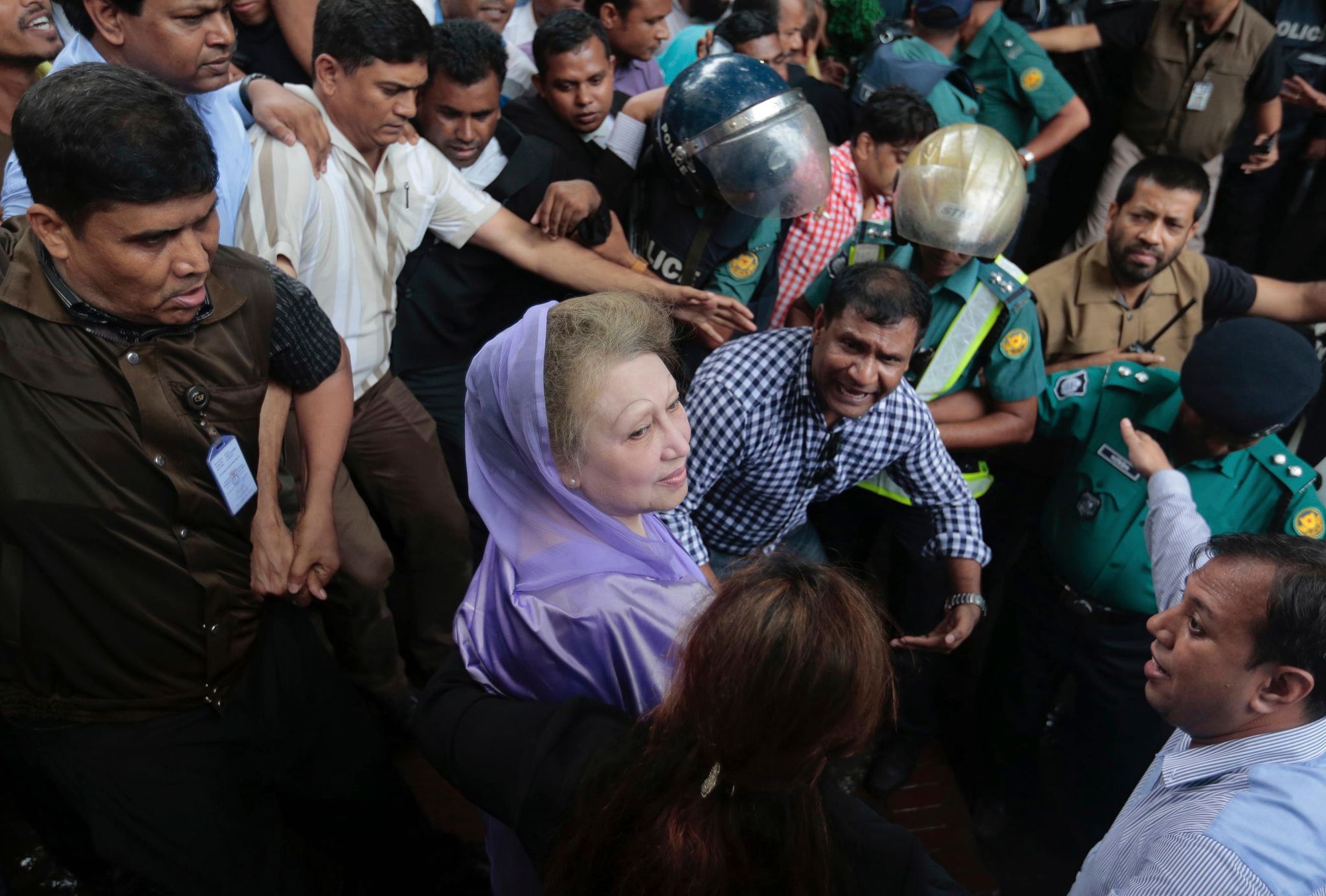 Huge crowds join funeral prayers for former Prime Minister Khaleda Zia ...