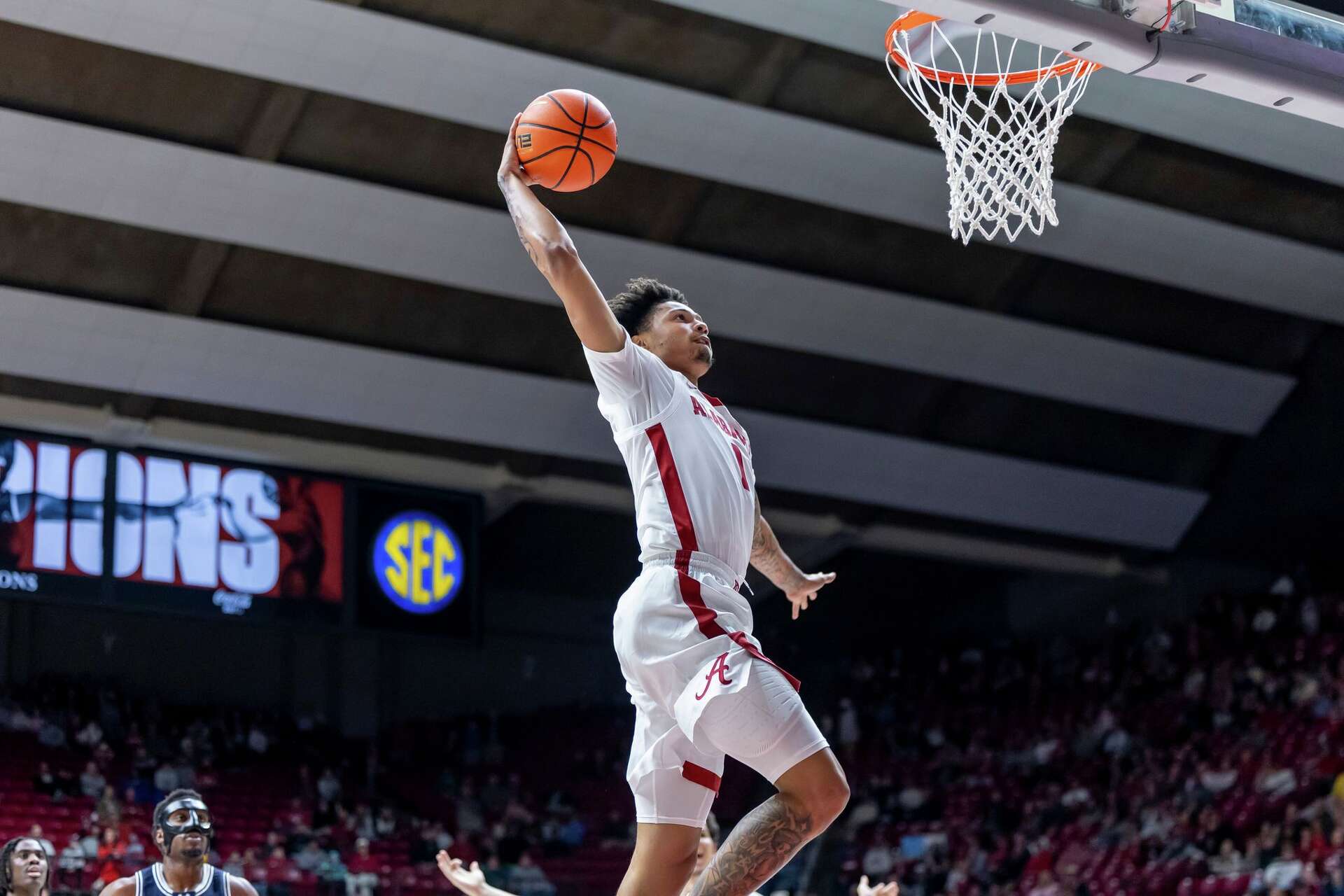 Holloway's career-high 26 points lead No. 14 Alabama over Yale, 102-78