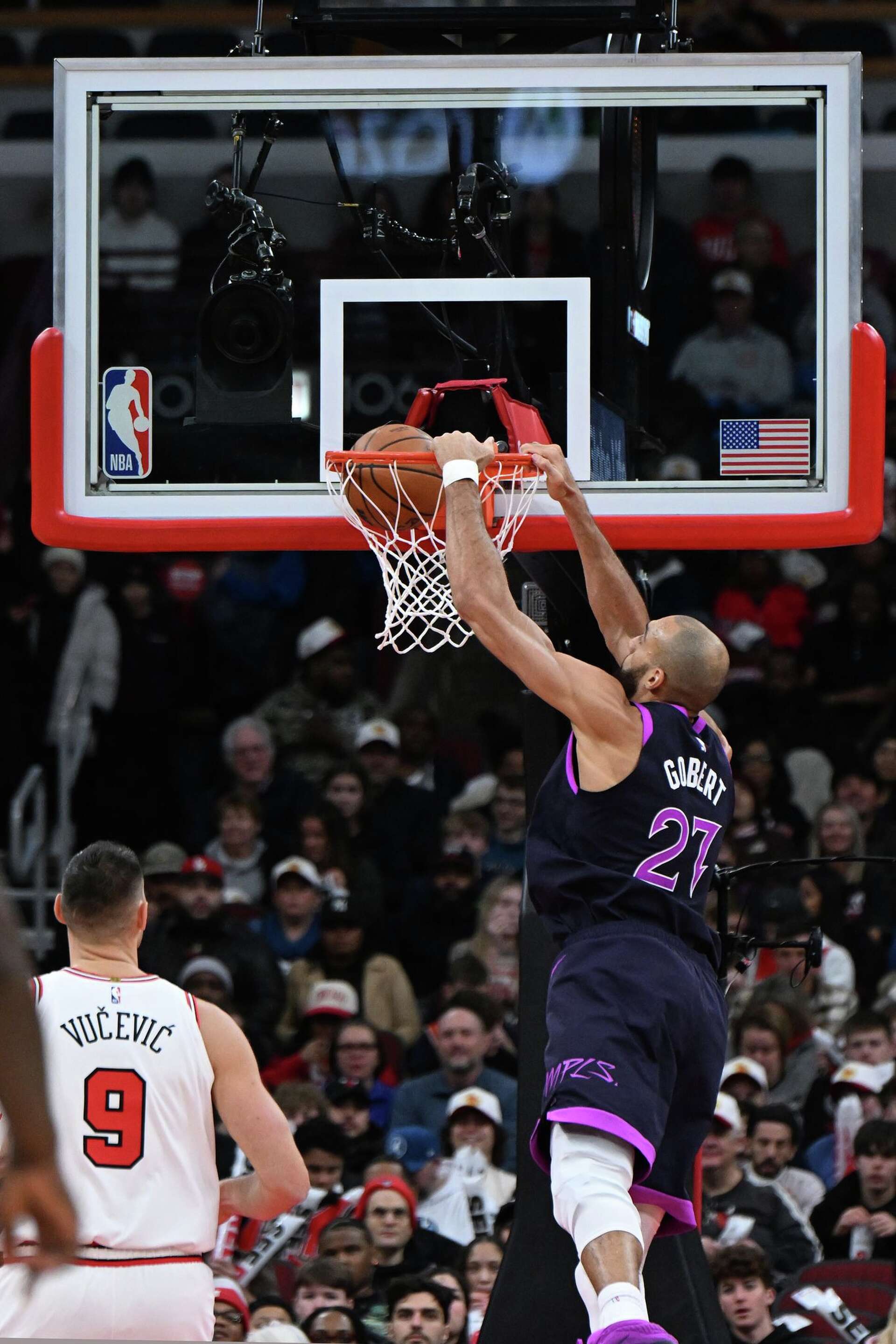 Reid scores 33 points, T-Wolves rout Bulls 136-101 after Chicago loses ...