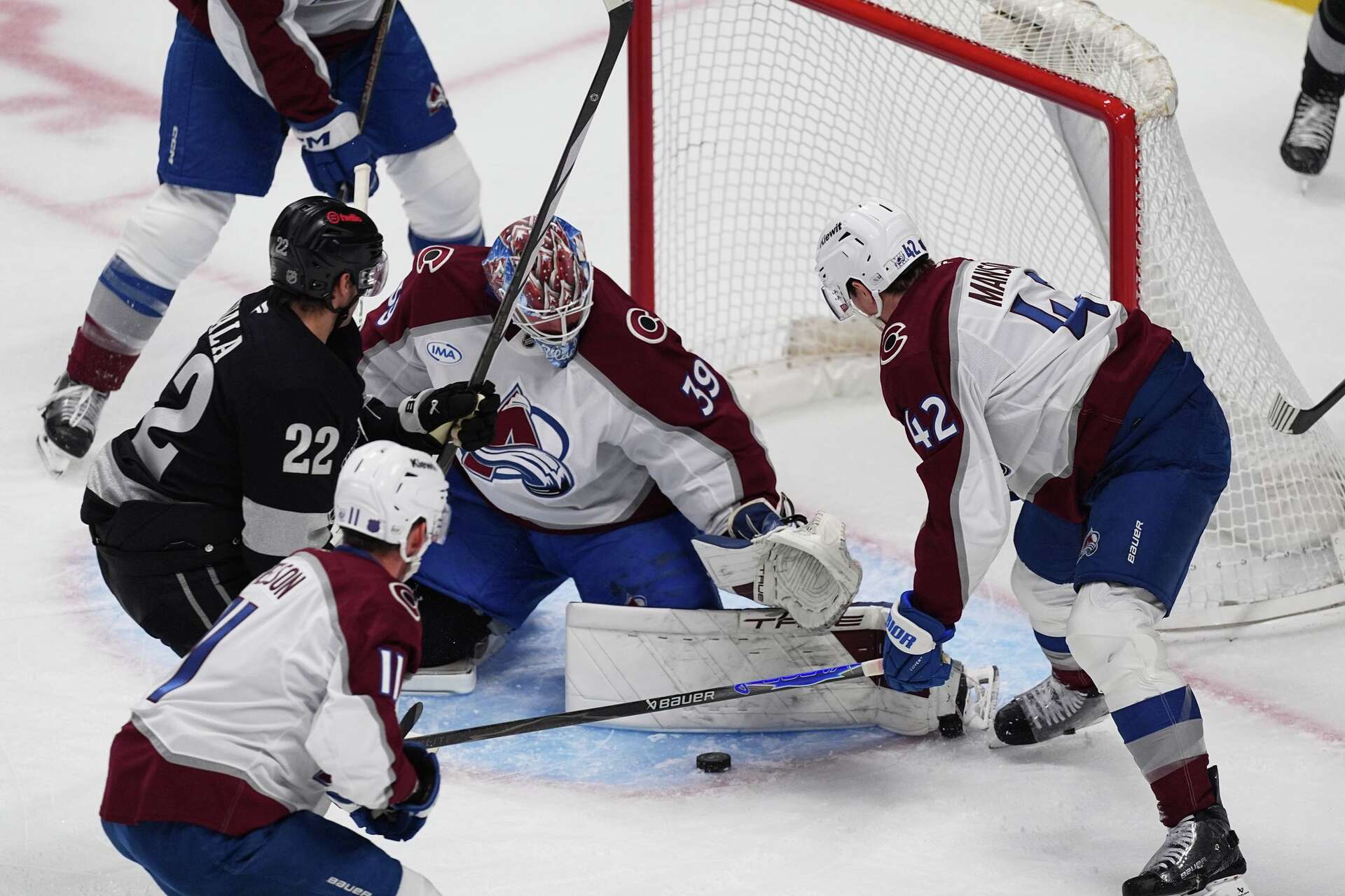 MacKinnon scores 399th career goal as surging Avalanche beat Kings 5-2