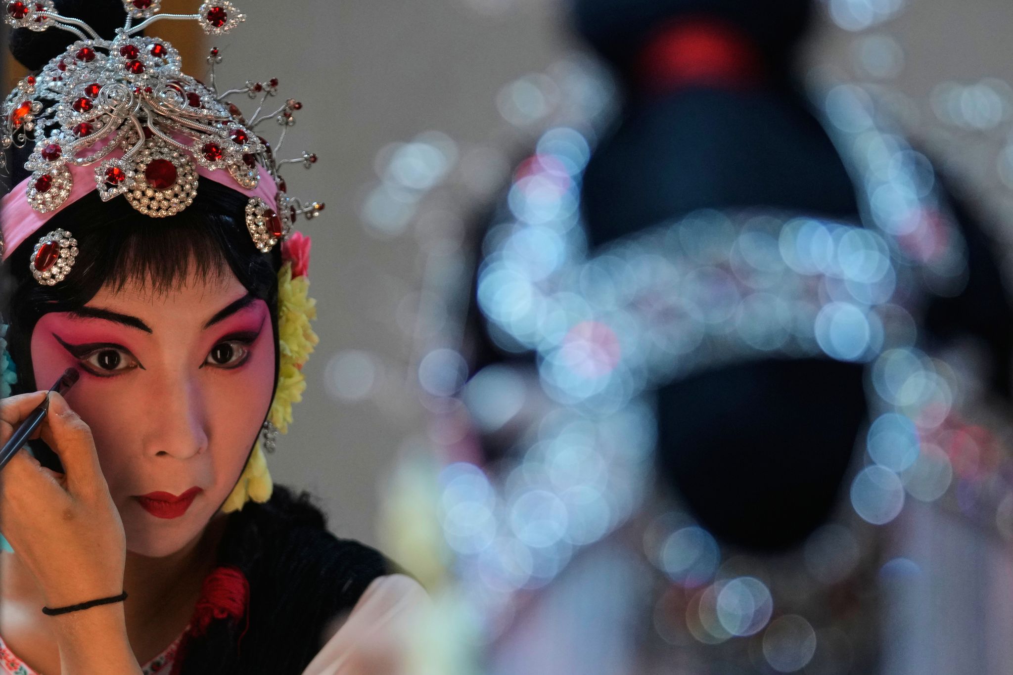 Photos show the ancient art of Peking opera works hard to keep ...