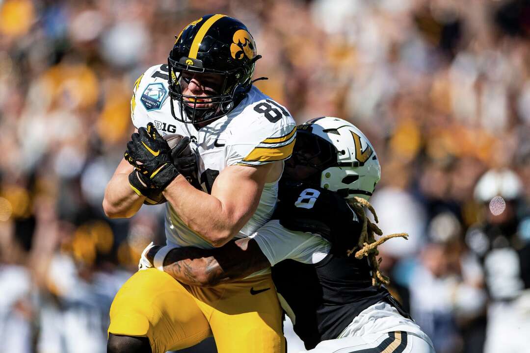 Iowa holds off Vanderbilt's comeback bid for 34-27 victory in the ...