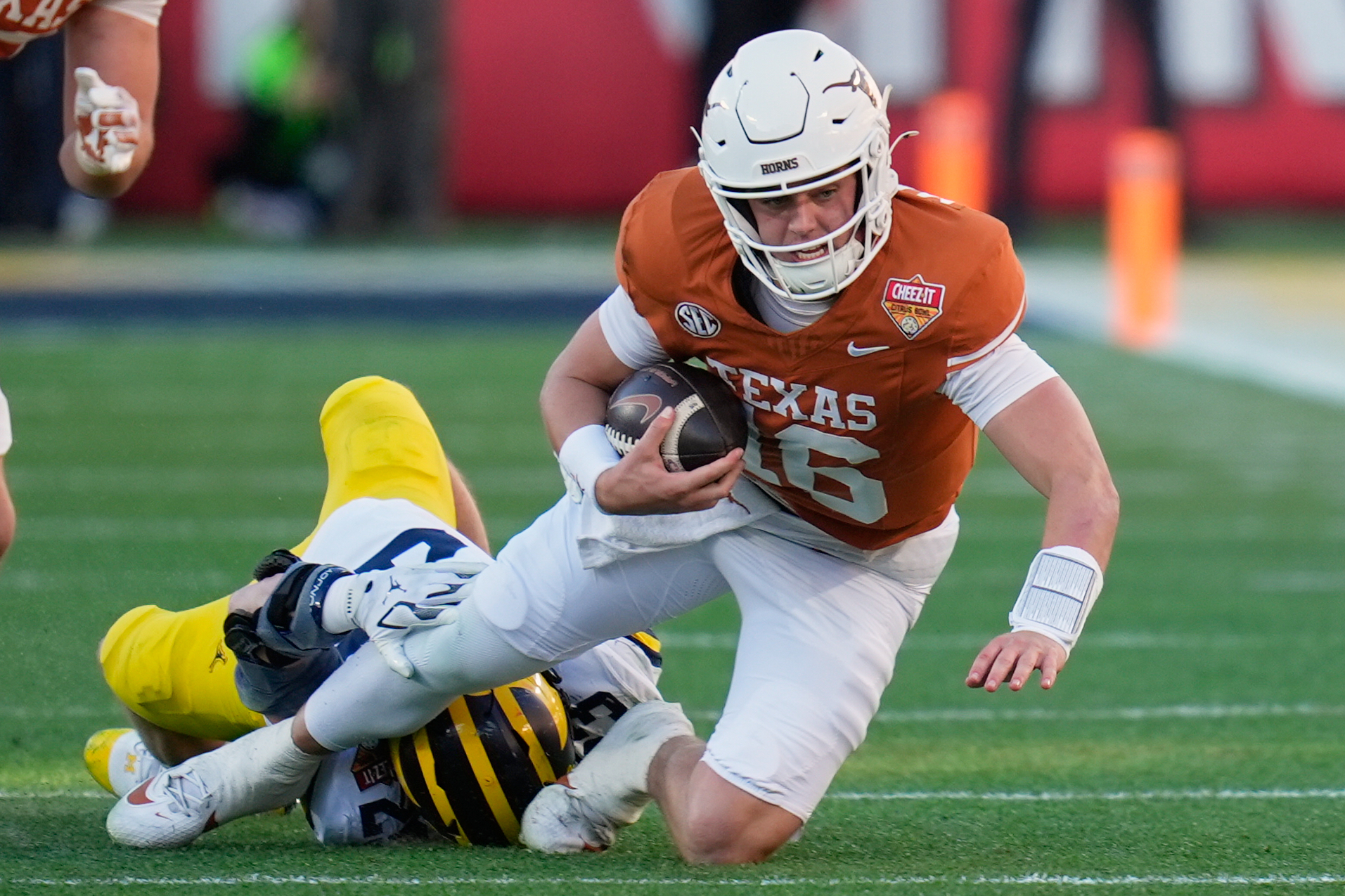 Manning uses arm and legs to lead No. 14 Texas to a 41-27 Citrus Bowl ...