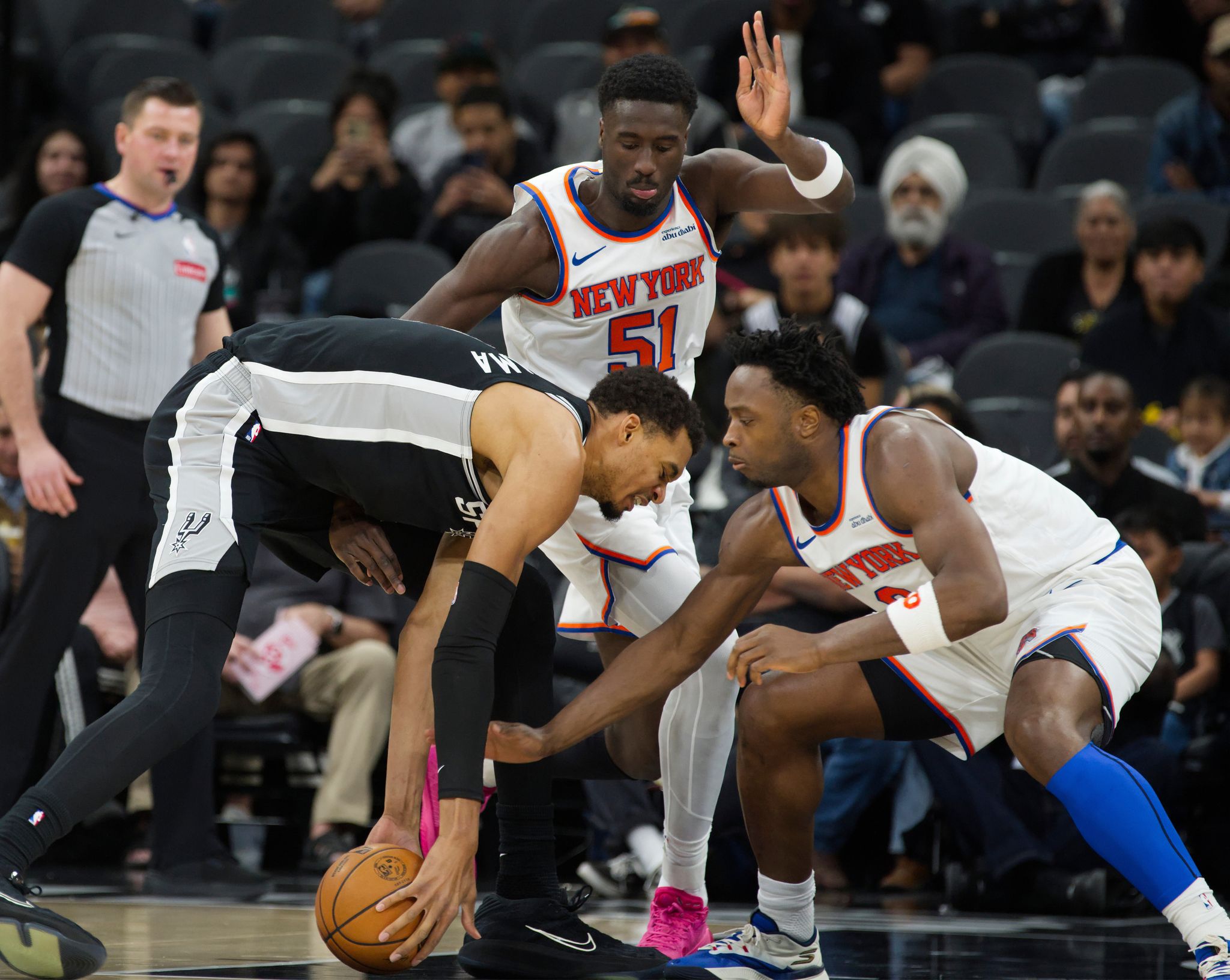 Spurs star Wembanyama leaves game versus Knicks with apparent left leg ...