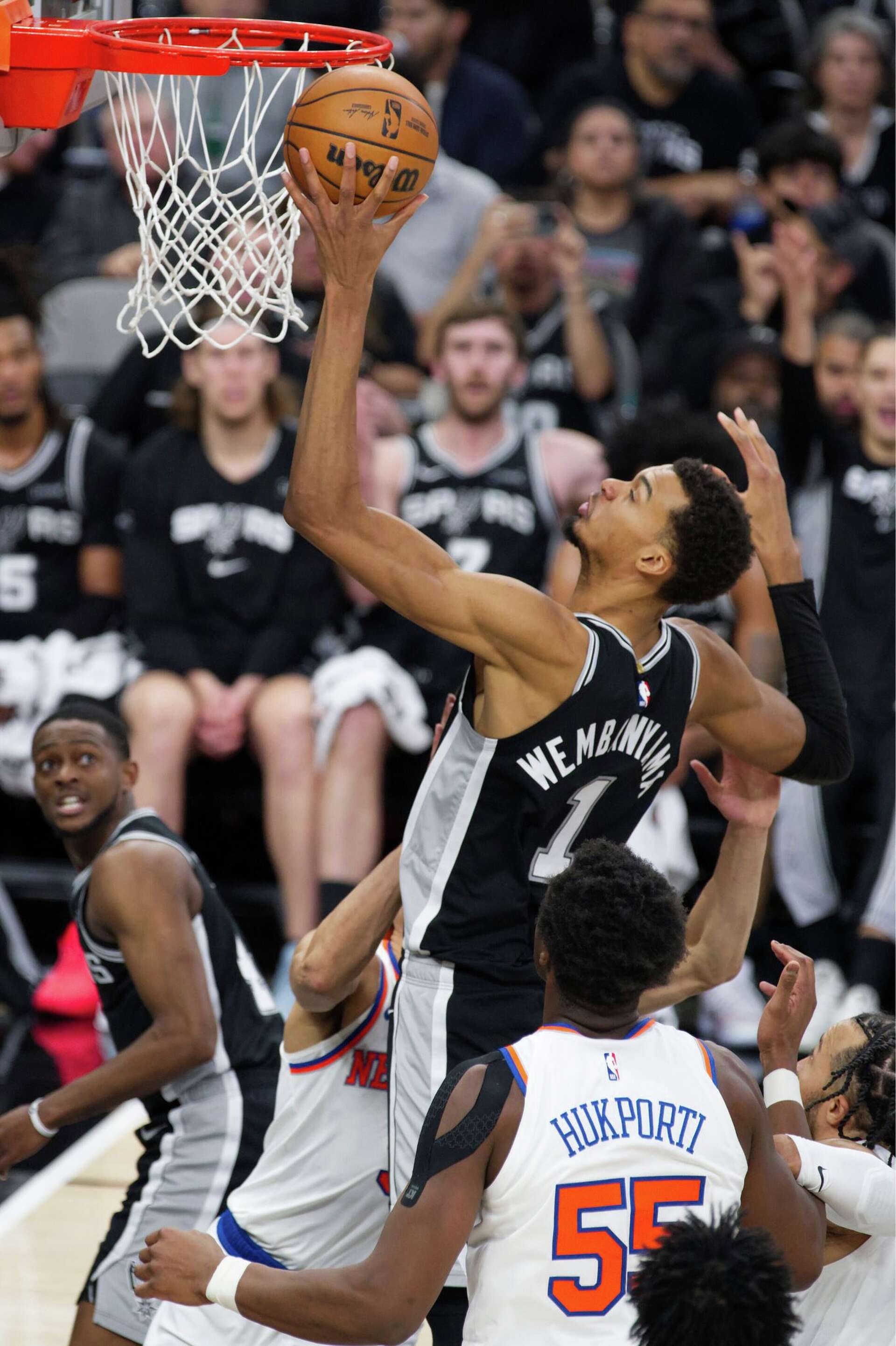 Spurs star Wembanyama leaves game versus Knicks with apparent left leg ...