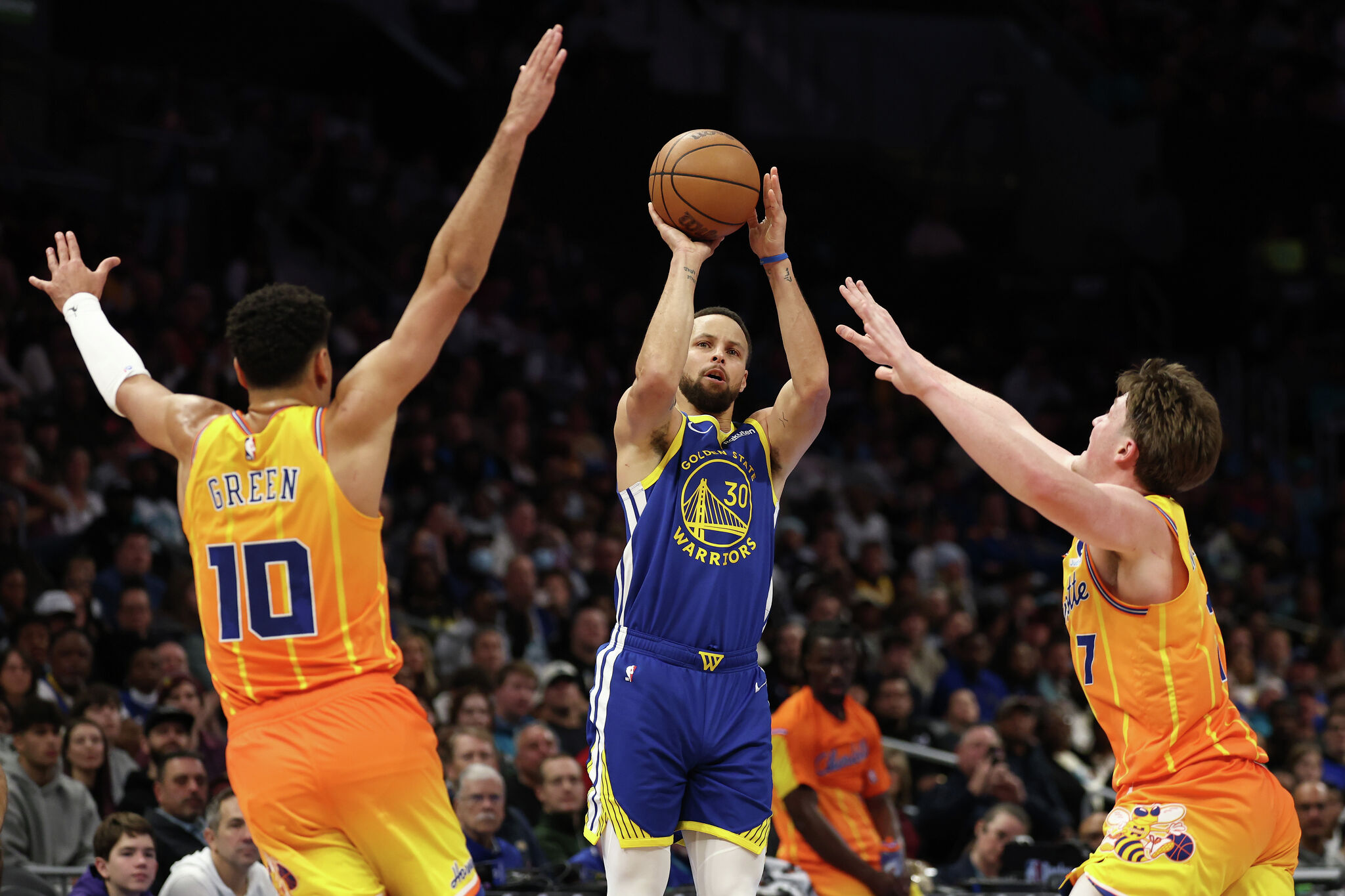 In Warriors’ win, Curry draws record crowd and the curtain on 2025