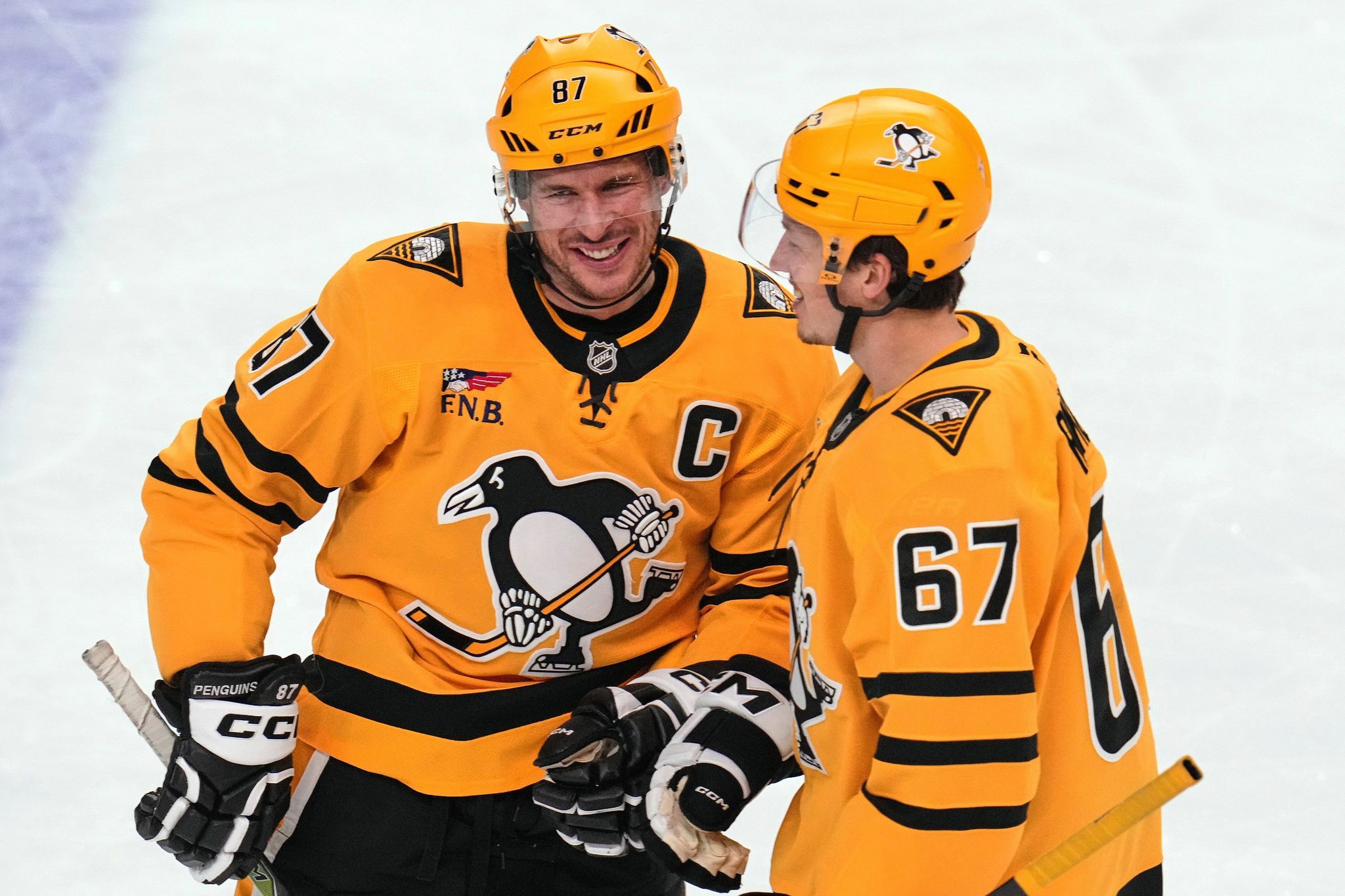 Crosby helps Penguins power past Flyers 6-3