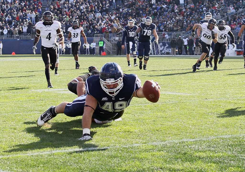 UConn beats Cincinnati 38-17