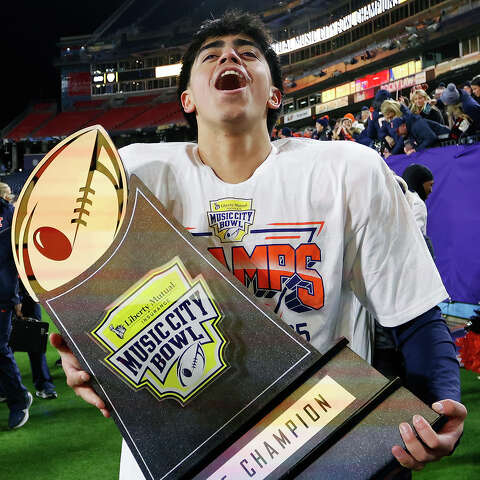 Illinois kicker David Olano enters transfer portal
