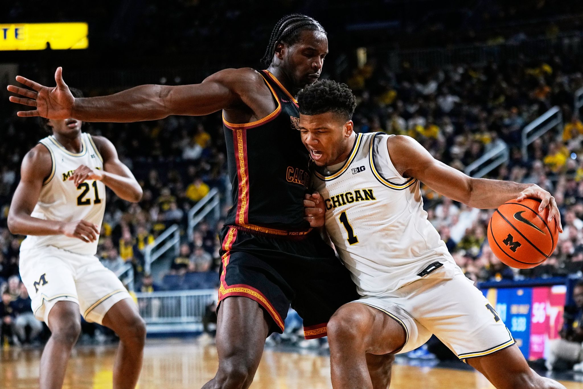 Morez Johnson Jr. scores career-high 29 as No. 2 Michigan beats No. 24 USC