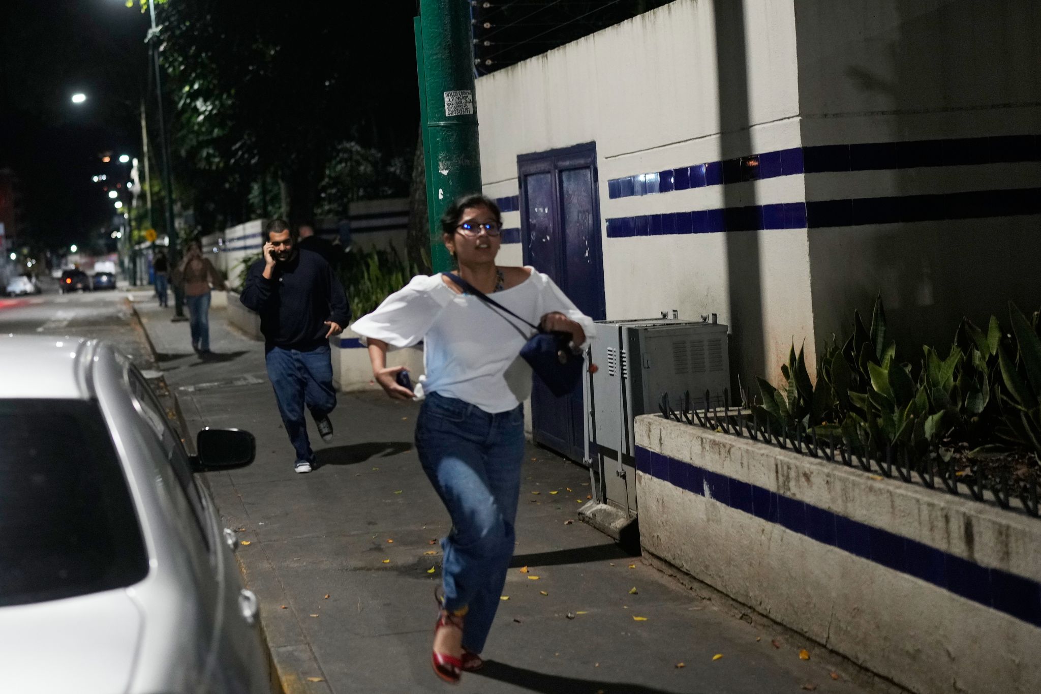 Behind the photo: How a woman running from US bombs in Venezuela ...