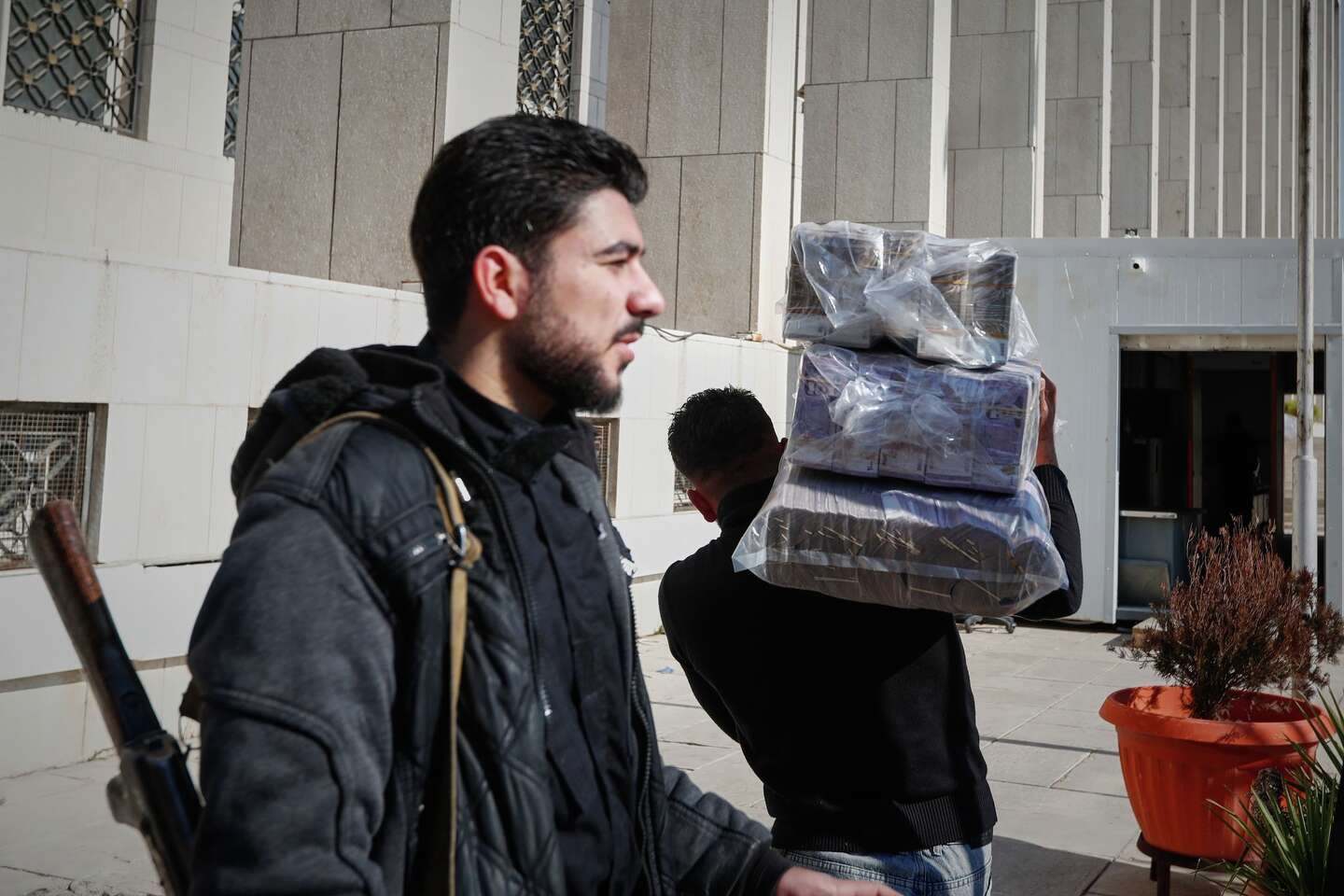 Syria begins circulating new post-Assad currency bills
