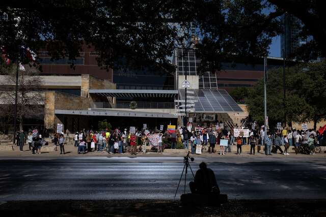 Austin protesters denounce U.S. strike, Maduro capture