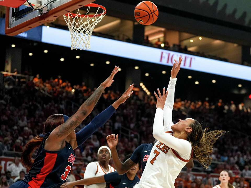 Texas beats Ole Miss behind Jordan Lee, Ashton Judd