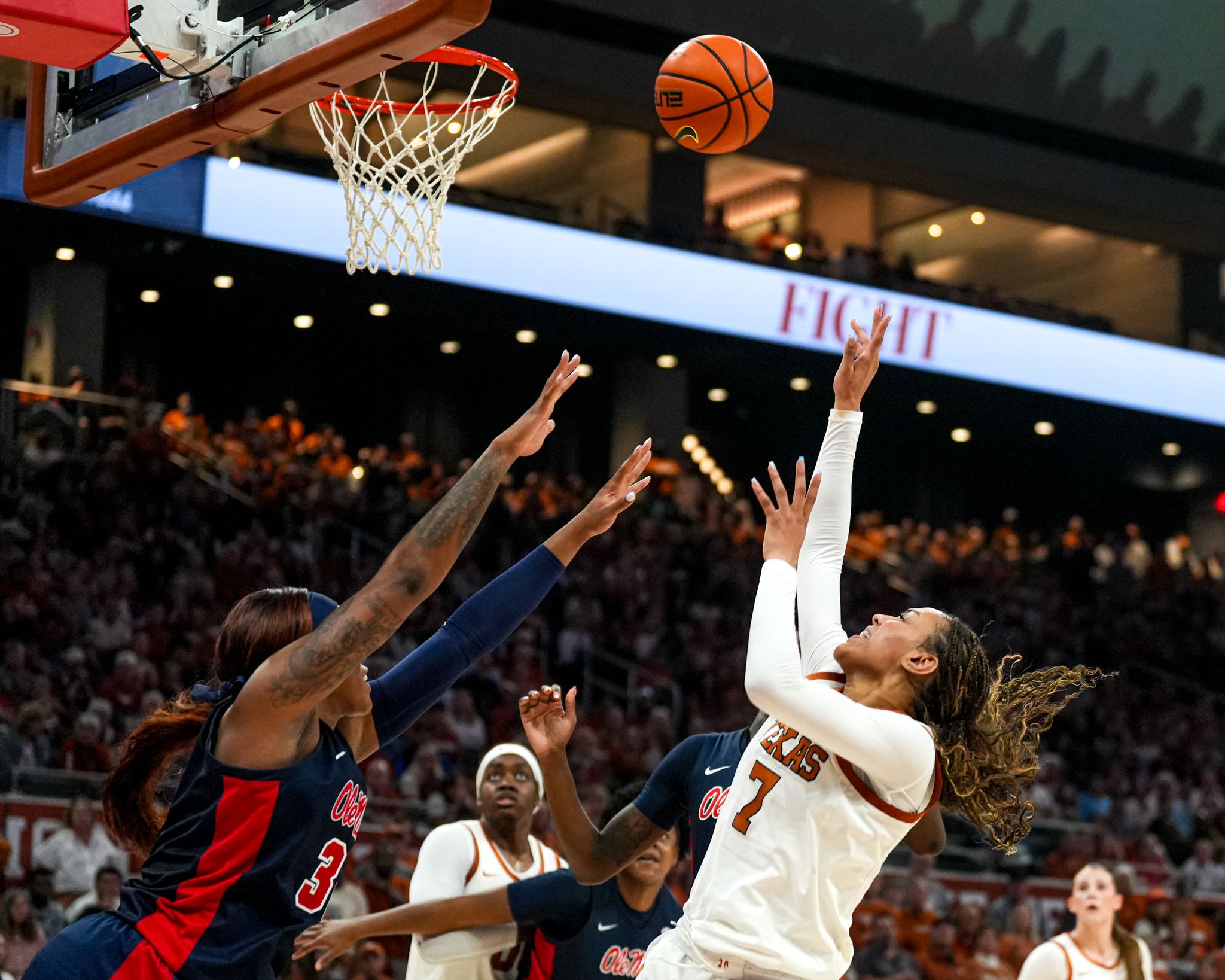 Texas beats Ole Miss behind Jordan Lee, Ashton Judd
