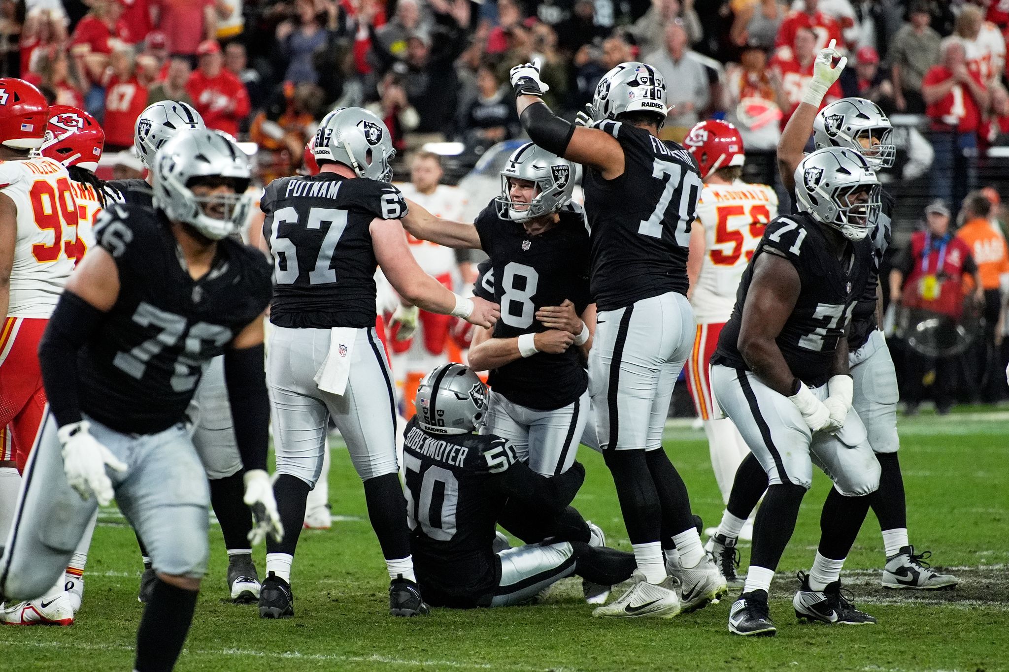 Daniel Carlson hits 60-yard field goal to lift Raiders over Chiefs, 14-12