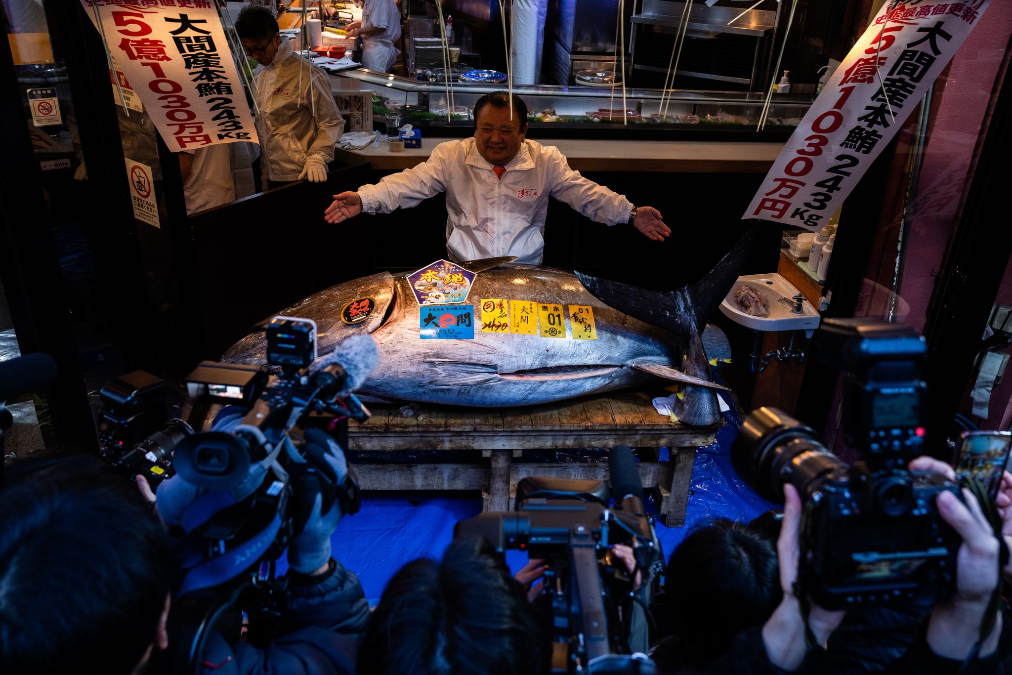 Photos show record-breaking $3.2M bluefin tuna sold at Tokyo's first ...