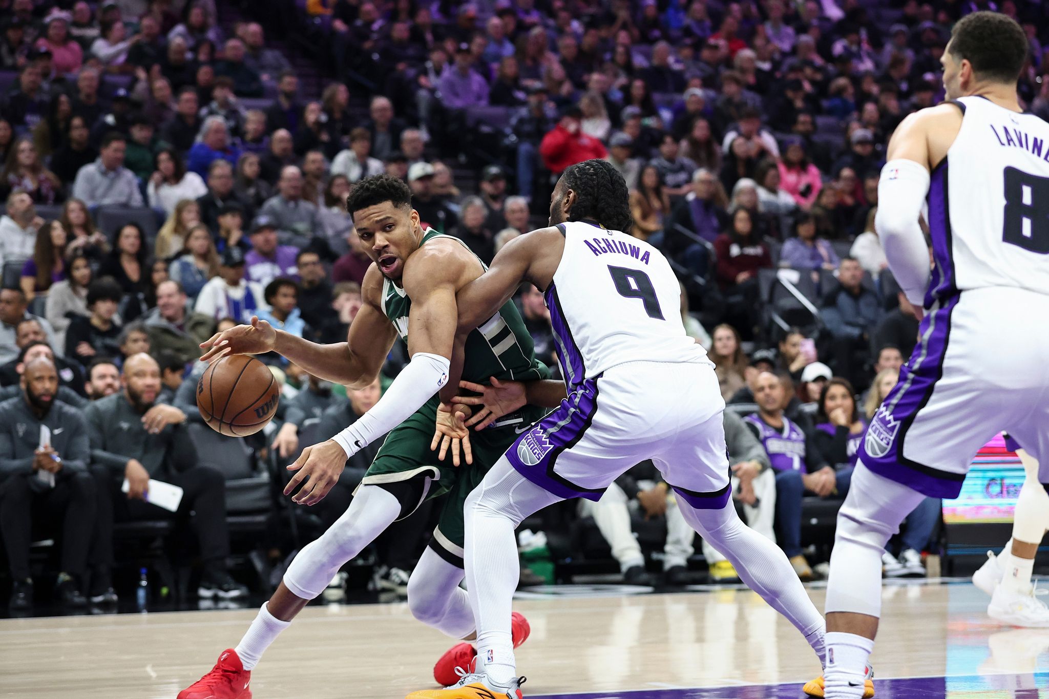 Antetokounmpo scores 37 in Bucks' 115-98 victory over Kings