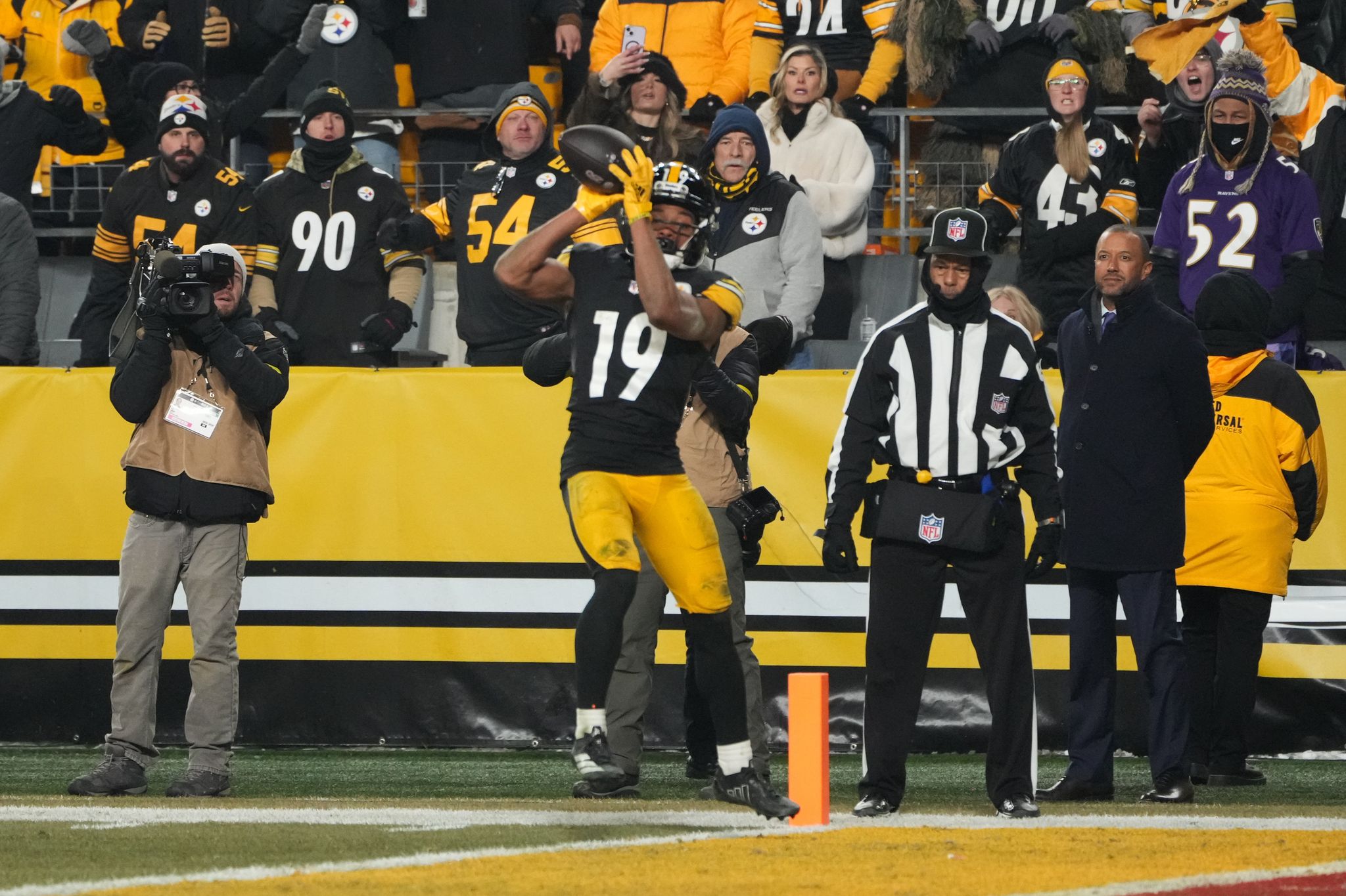Rodgers y Steelers ganan la AFC Norte al vencer 26-24 a Ravens tras ...