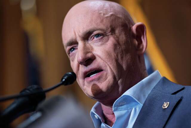 Senador Kelly demanda al Pentágono por intentos de sancionarlo ...