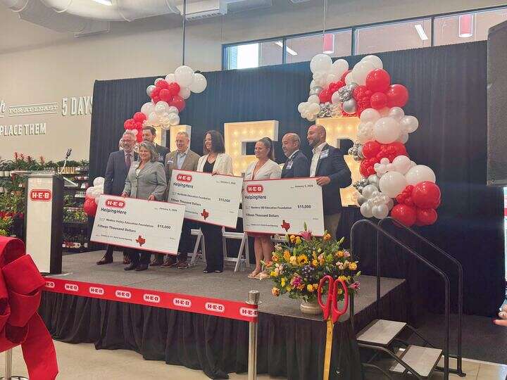 Texans line up overnight for San Antonio's new, massive $29M H-E-B