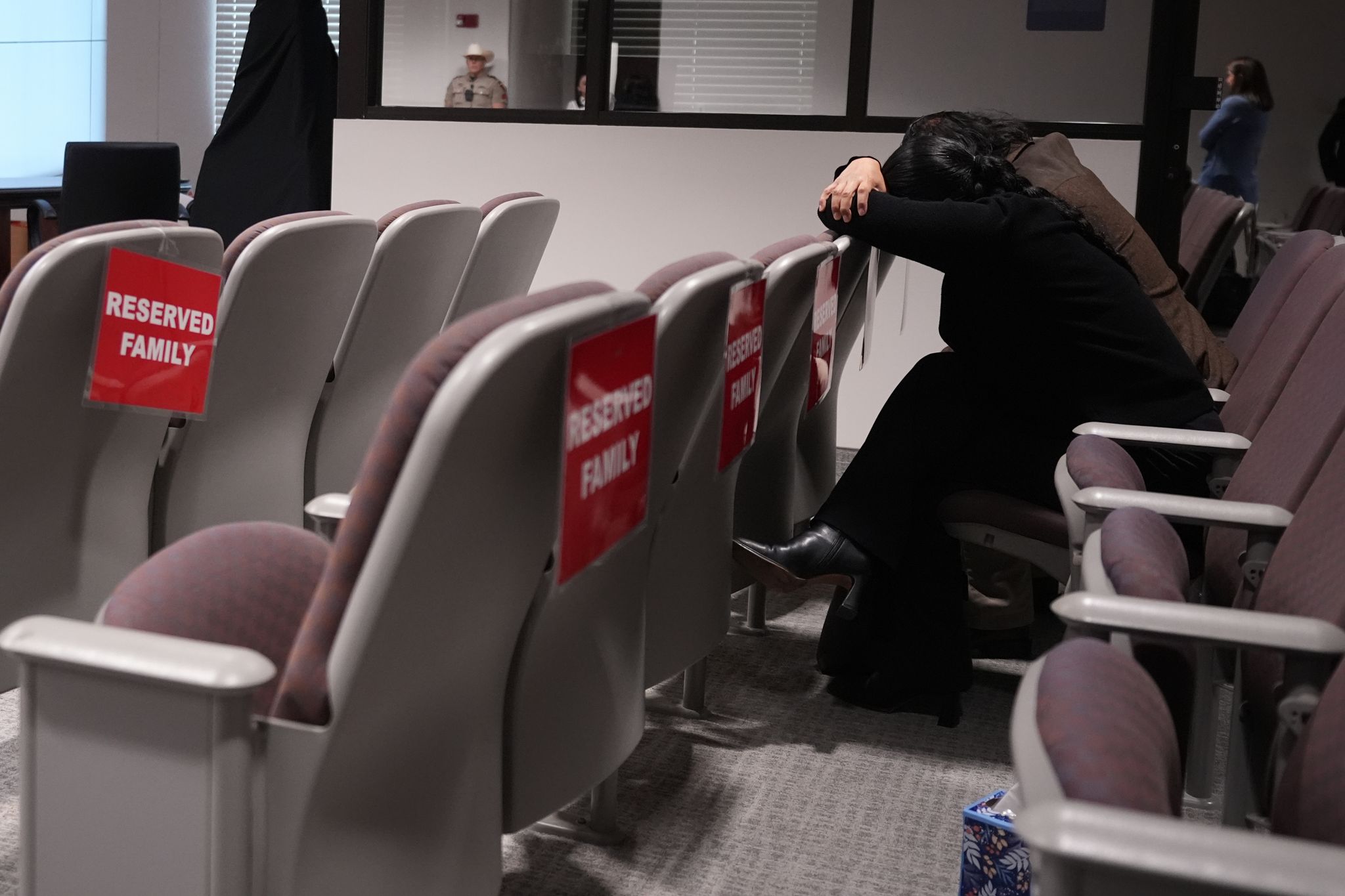 Horror of school attack in Uvalde, Texas, brings tears as officer faces ...