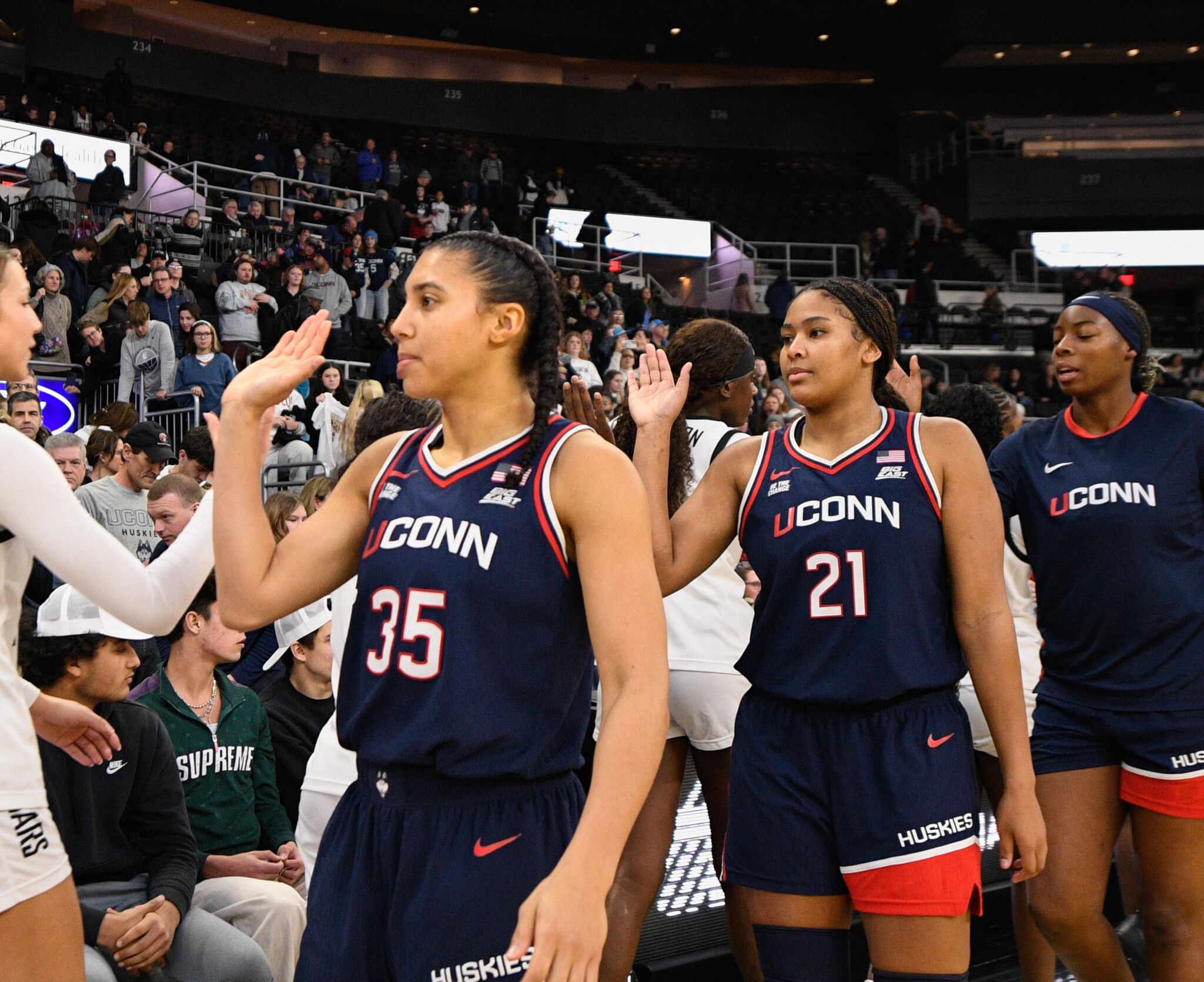 Former NBC Connecticut anchor Heidi Voight returns to radio on WTIC