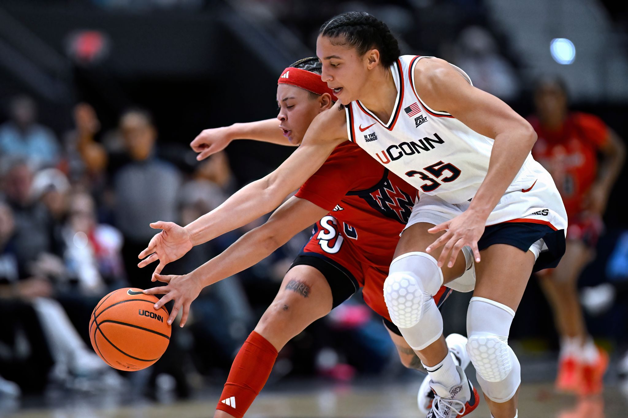 Strong, Fudd star as top-ranked UConn rolls past St. John's for 32nd ...
