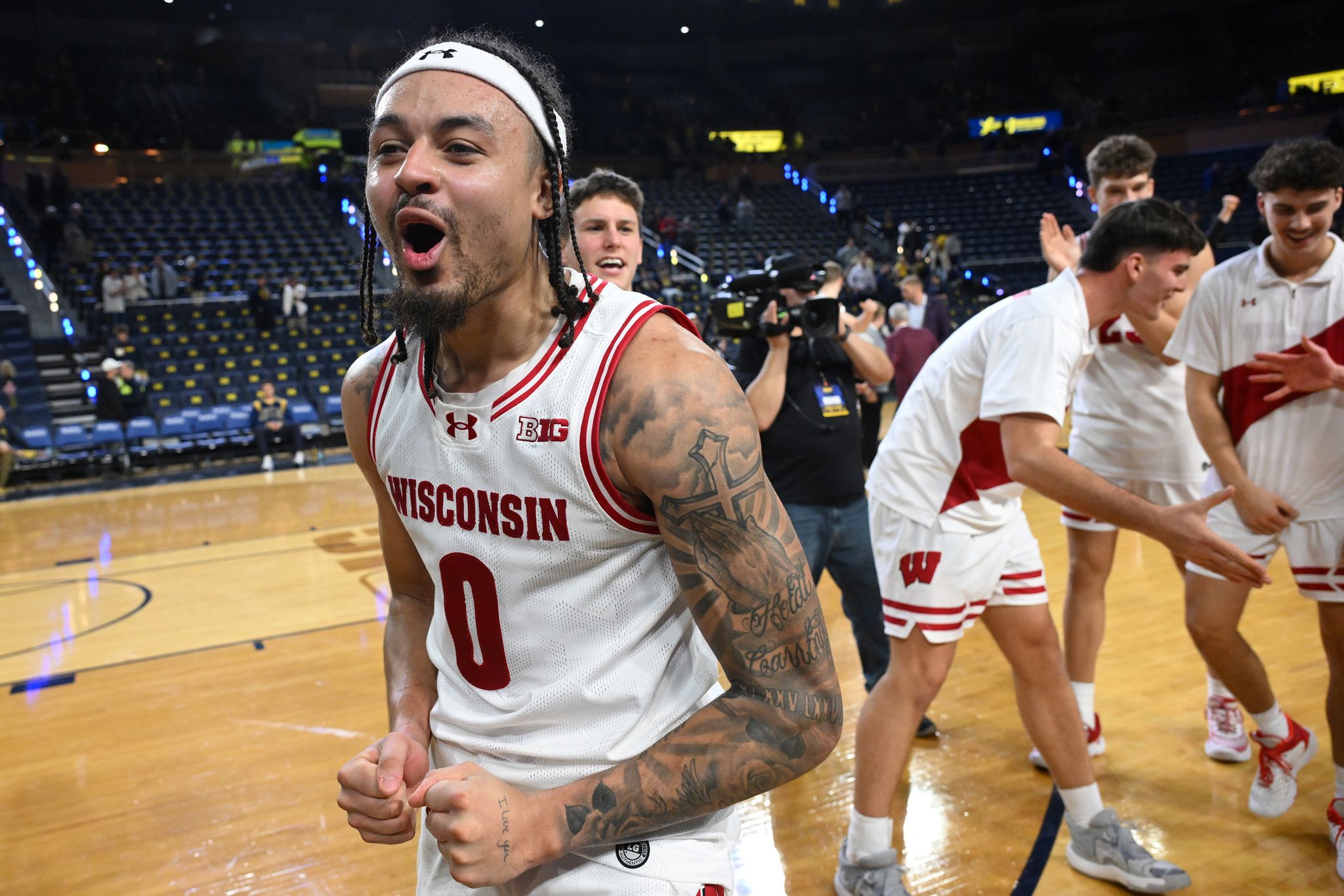 Wisconsin beats No. 2 Michigan 91-88 to give Wolverines their 1st loss ...
