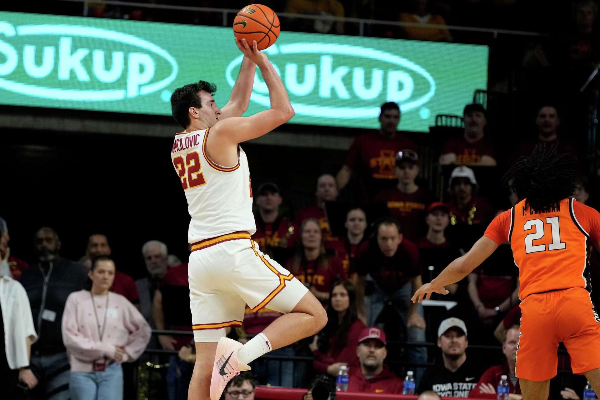 No. 3 Iowa State takes control late in 1st half vs. Oklahoma State and ...