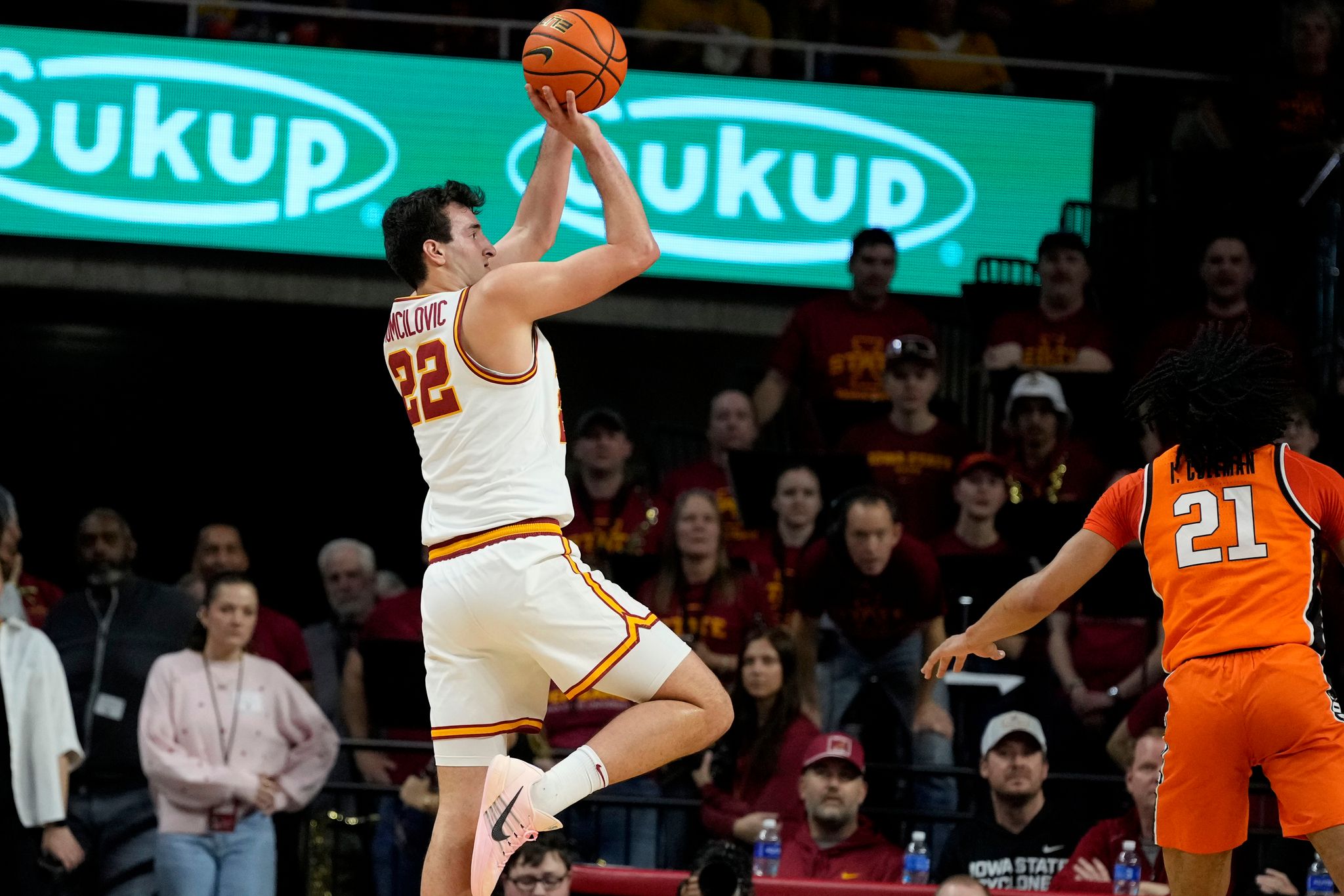 No. 3 Iowa State takes control late in 1st half vs. Oklahoma State and ...